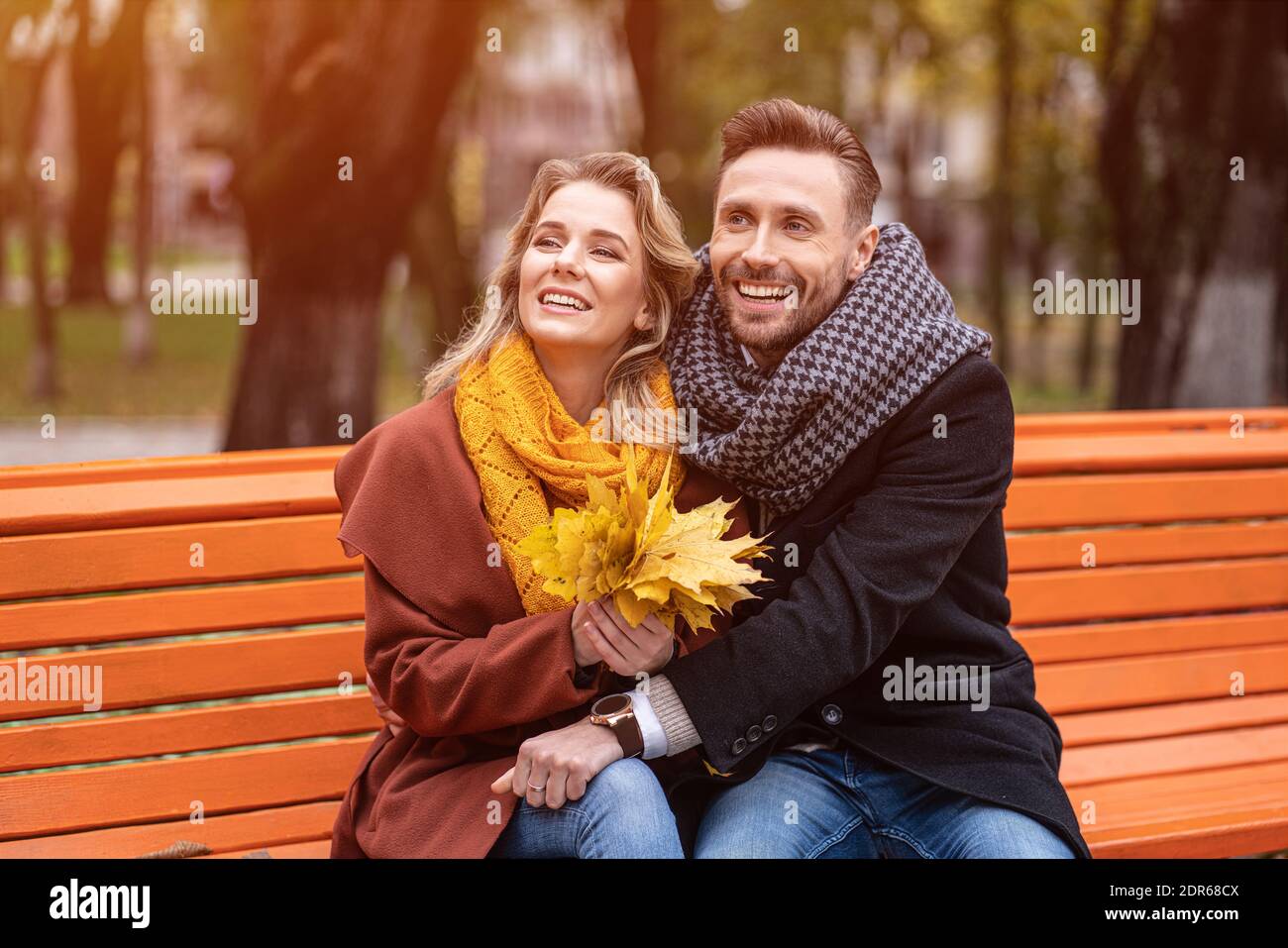 Couple De Femmes Hommes Assis Sur Un Banc Banque De Photographies Et D
