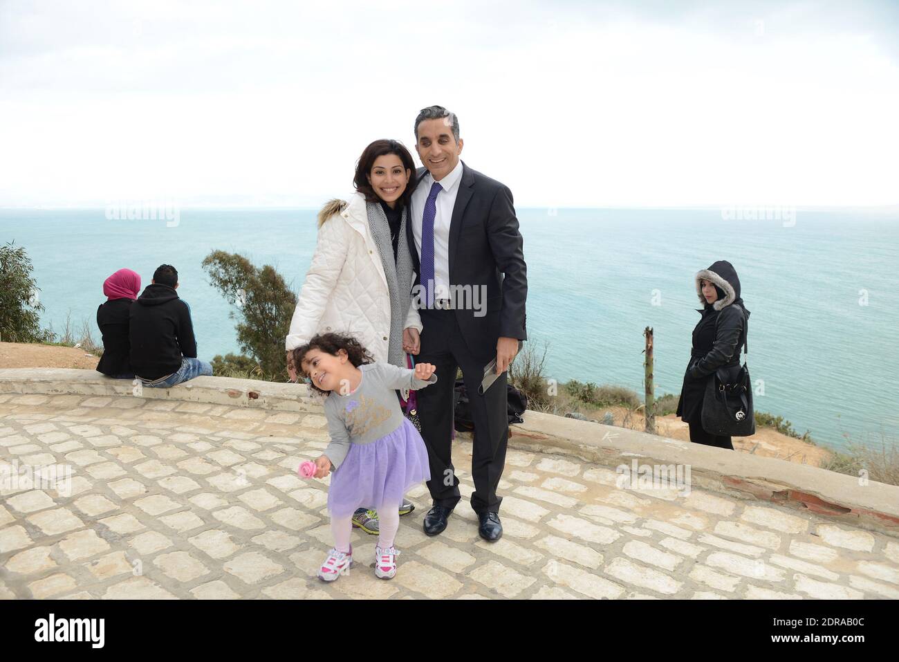 Bassem Youssef, star de la télévision égyptienne, pose avec des amis et ...