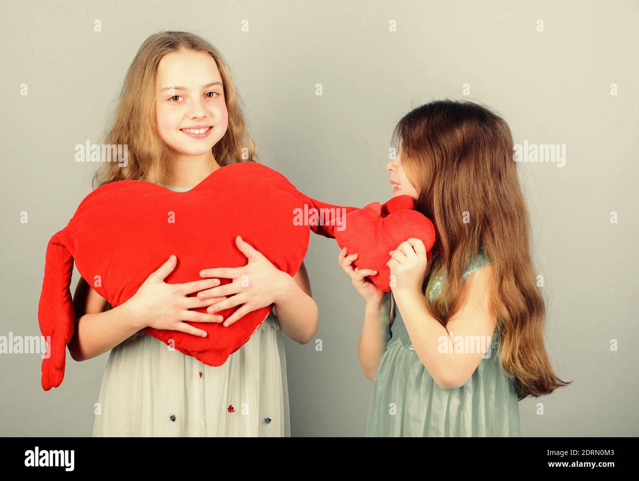 Sœur affectueuse. Les enfants sincères partagent tendresse et amour ...