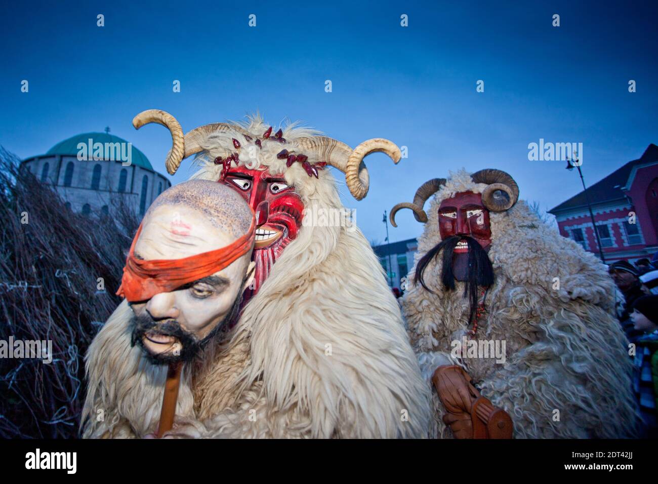 MOHACS, HONGRIE - FÉVRIER 12: Personnes non identifiées dans le masque ...