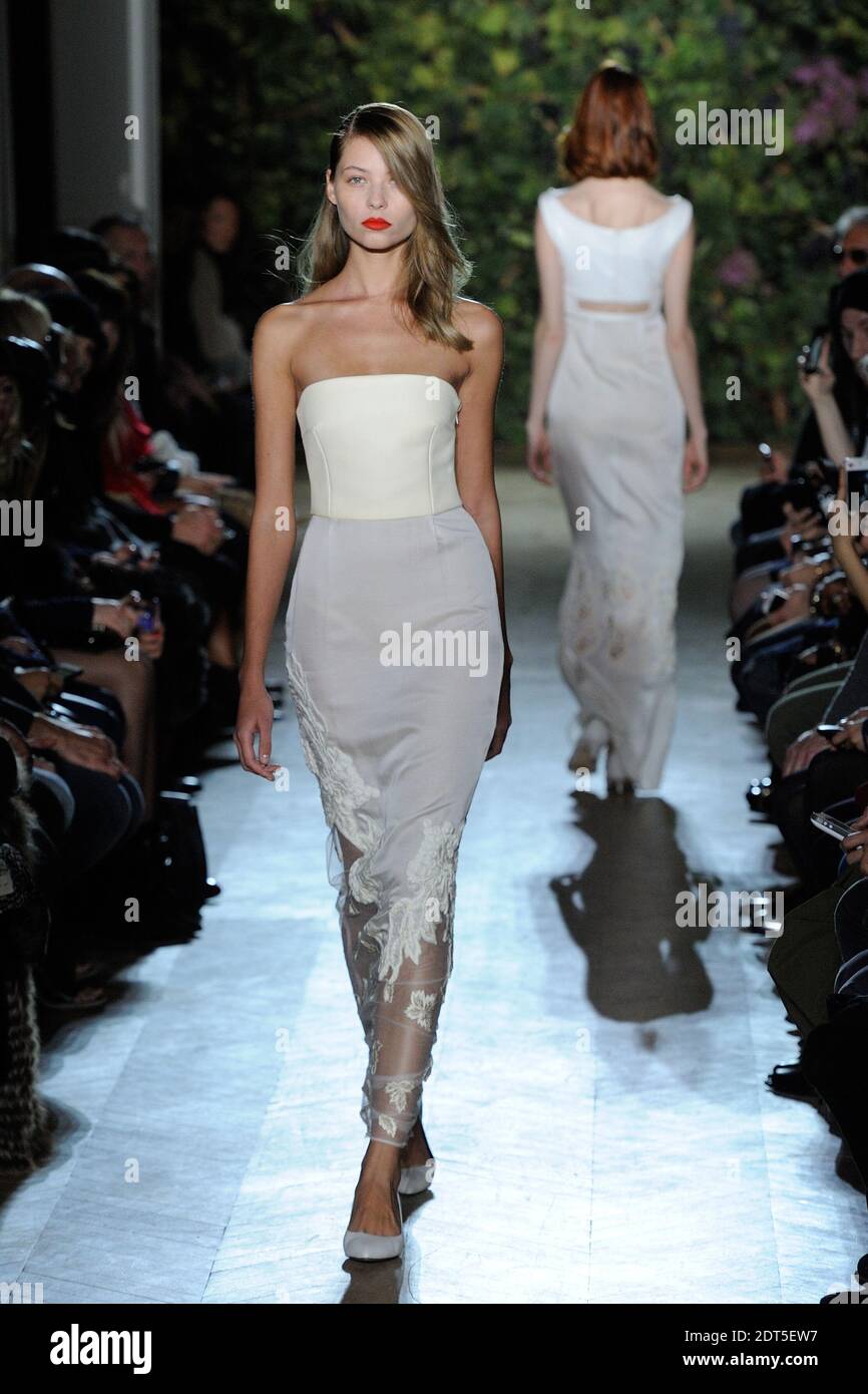 Un modèle présente une création du designer Didit pour son salon de la ...