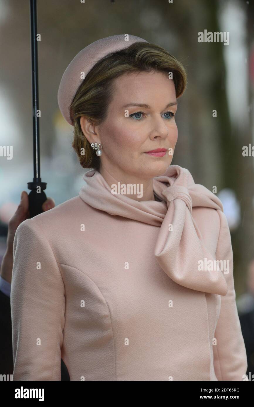 La reine Mathilde de Belgique dépose une couronne sur la statue du roi ...