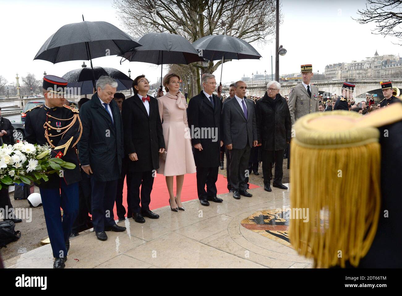 Le roi Philippe et la reine Mathilde de Belgique, ici avec le PM Elio Di Rupo, y ont déposé une ...