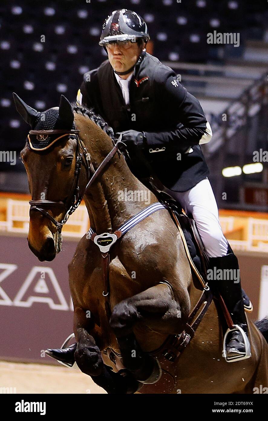 Julien Courbet, animateur de télévision, rivalise avec son cheval ...