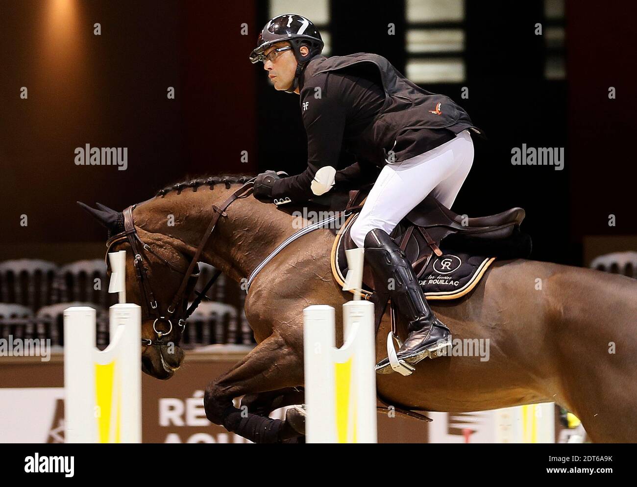 Julien Courbet, animateur de télévision, rivalise avec son cheval ...