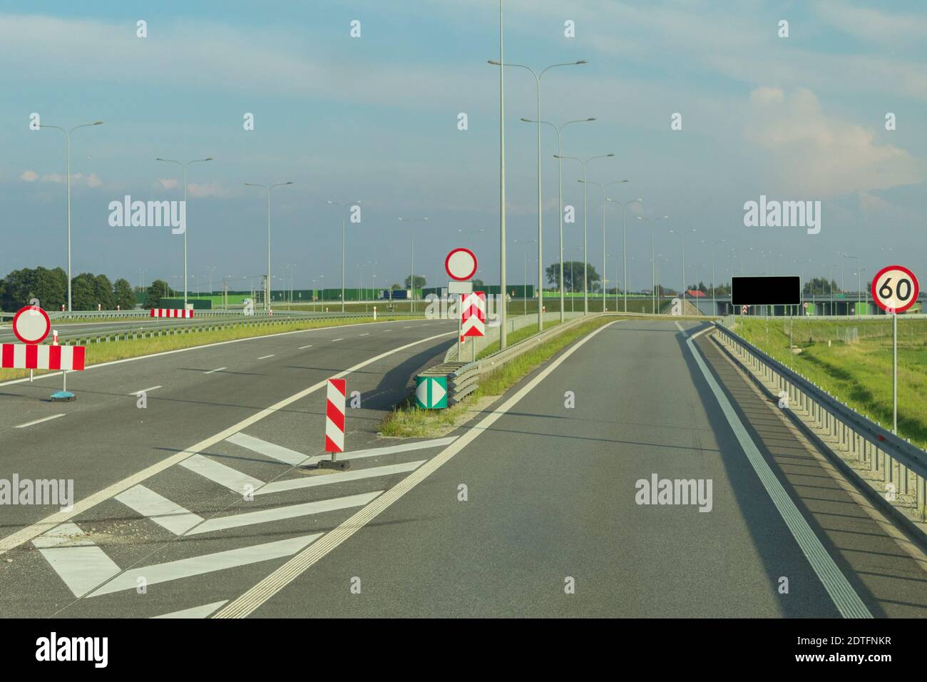Un panneau routier sur une autoroute avec une limite de vitesse. Vue ...