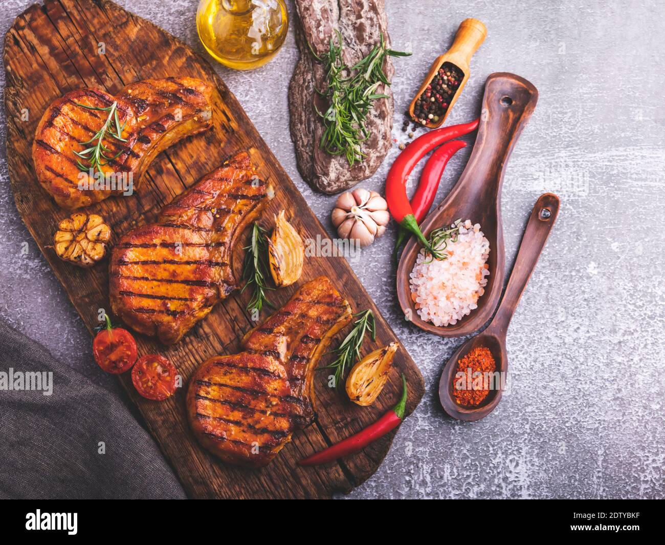 viande de porc grillée cuite, bœuf, hacher sur un os, sur une planche à ...