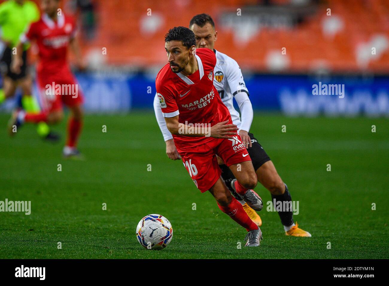 VALENCE, ESPAGNE - DÉCEMBRE 22 : Jésus Navas du FC Séville, Denis ...