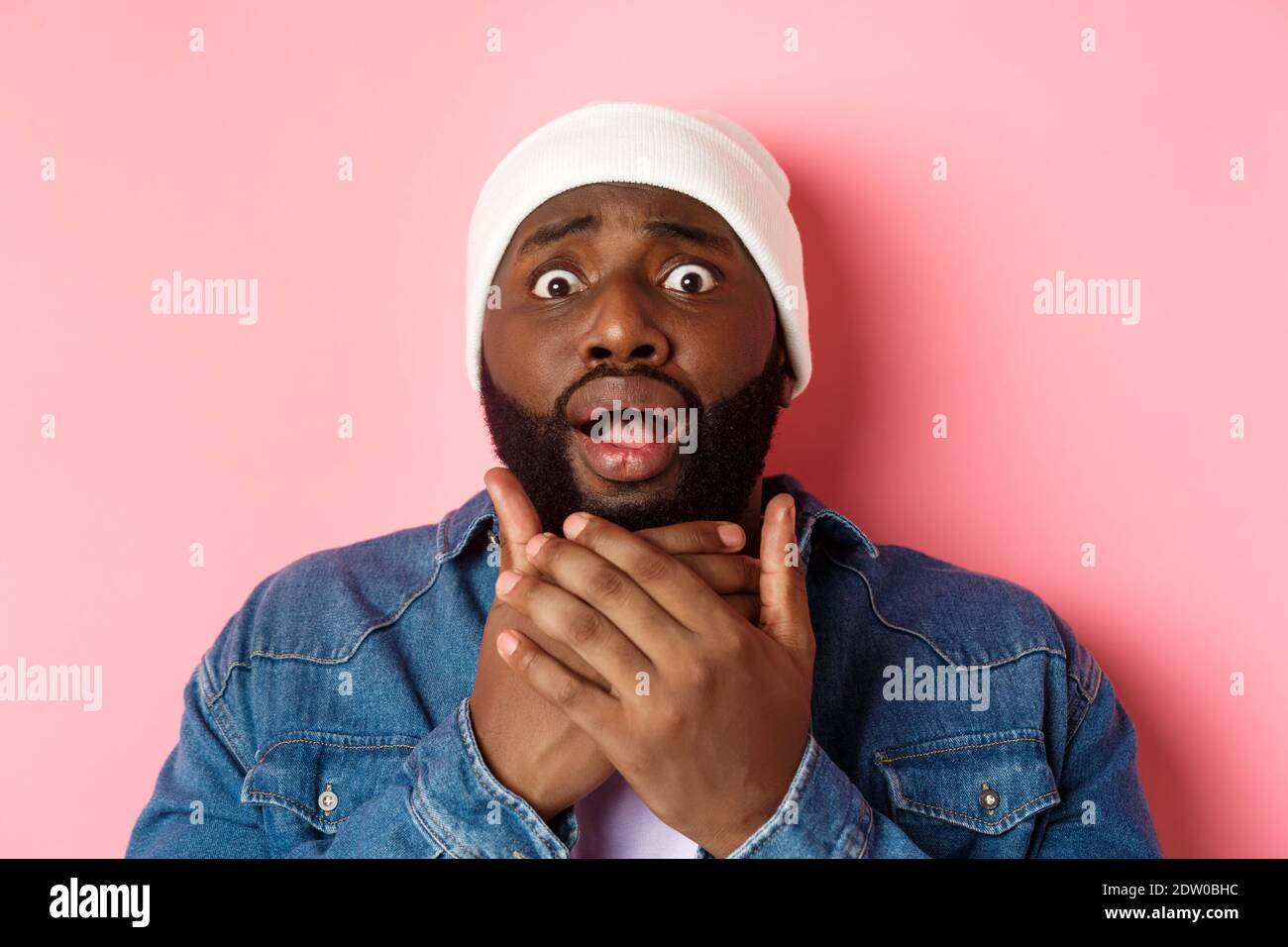 Un homme afro-américain choqué et effrayé qui se prend à la caméra s ... Un homme afro-américain choqué et effrayé qui se prend à la caméra s ...