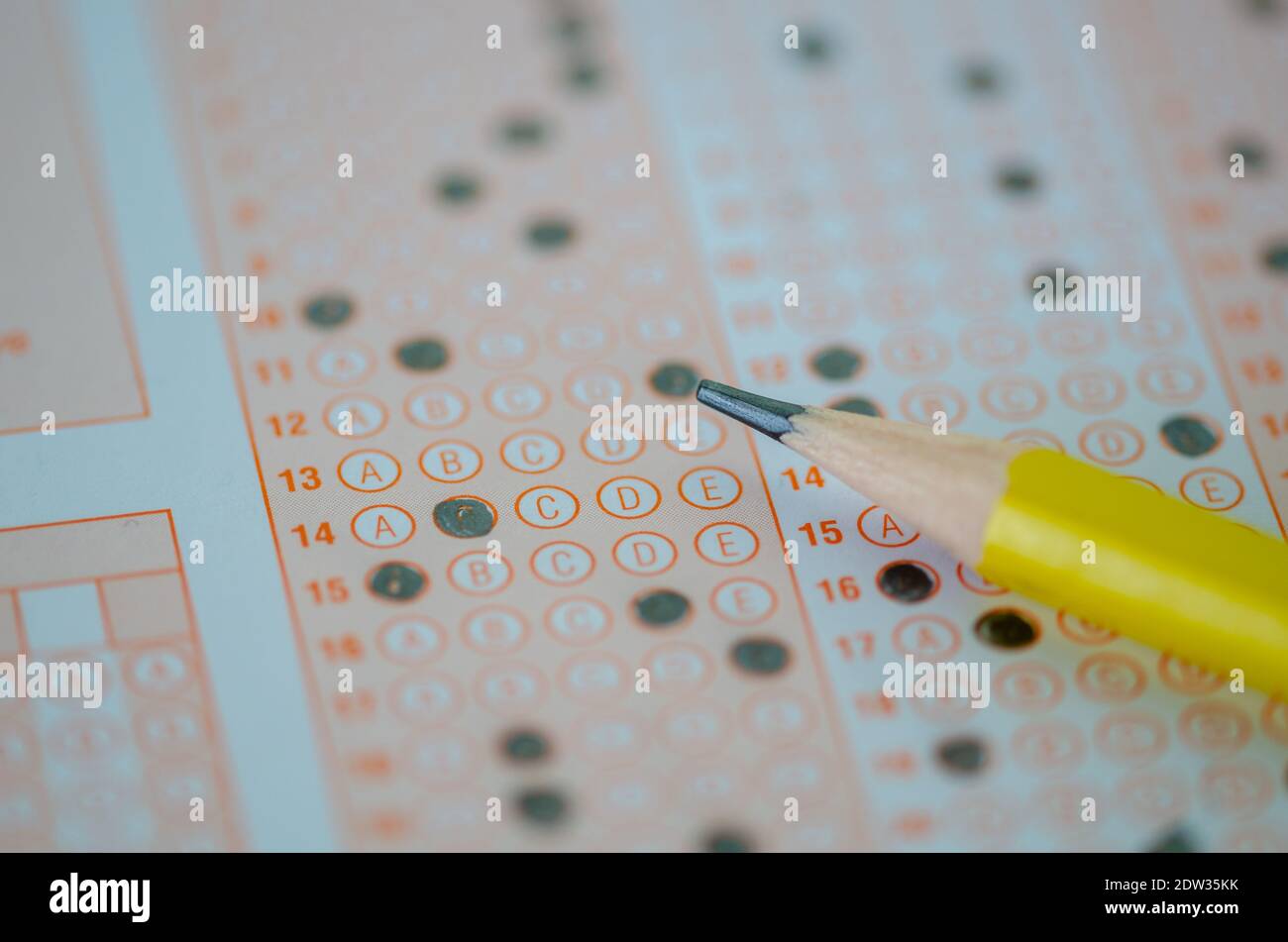 Gros plan du formulaire d'examen à choix multiple ou du papier de ...