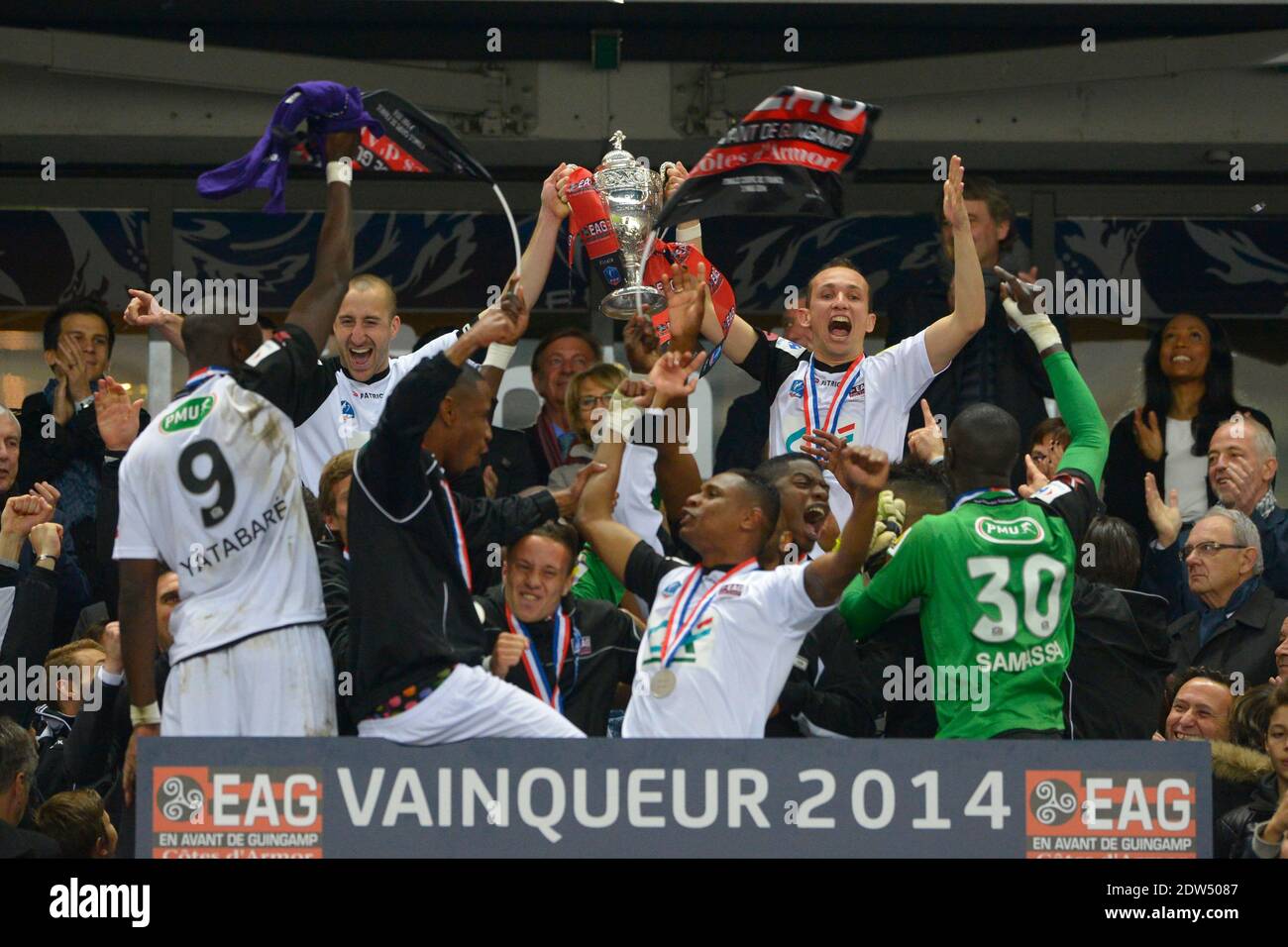L'équipe de Guingamp avec la coupe lors du match de finale de football ...