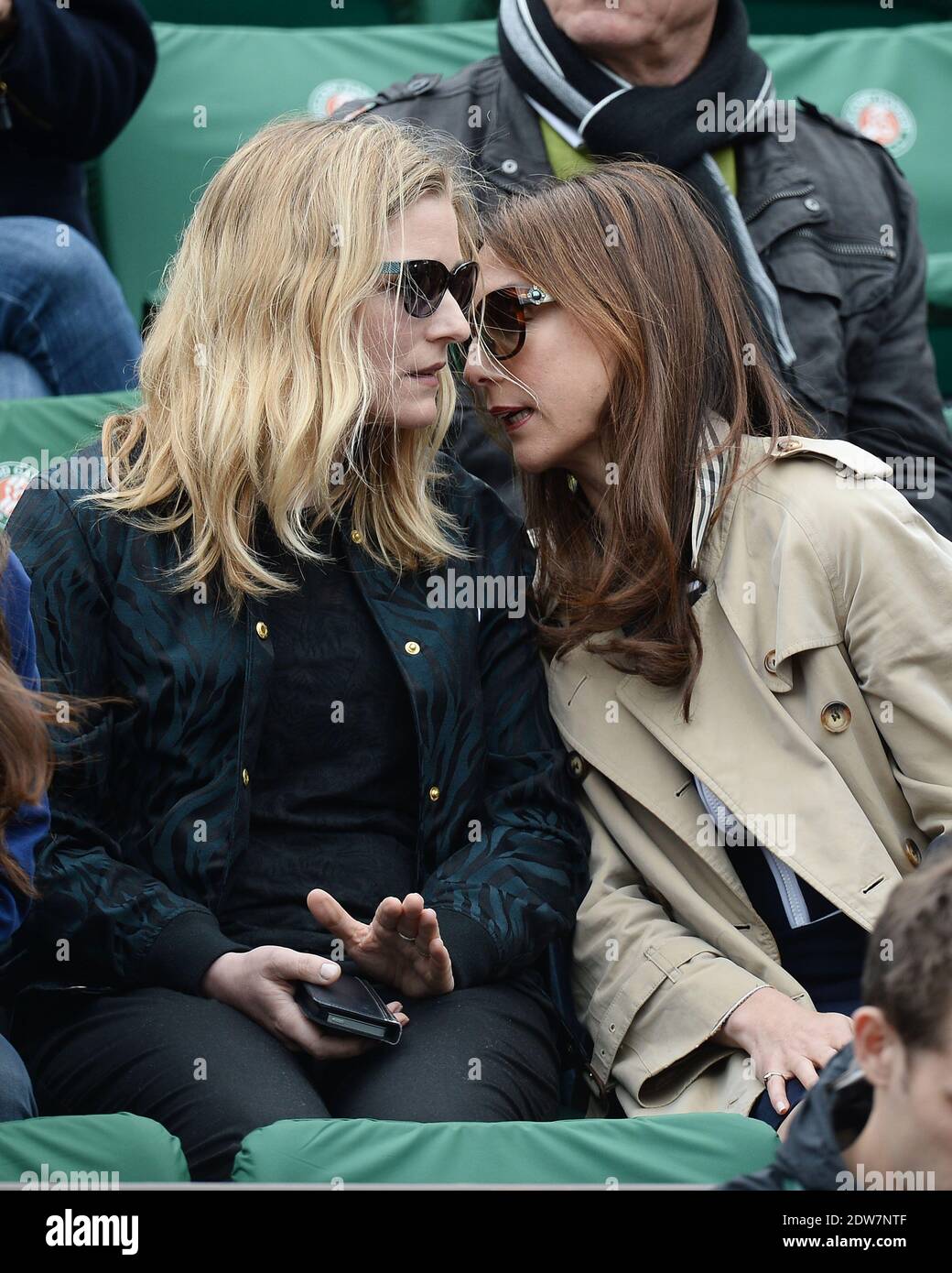 Natacha Regnier et Elsa Zylberstein regardent un match lors de la ...