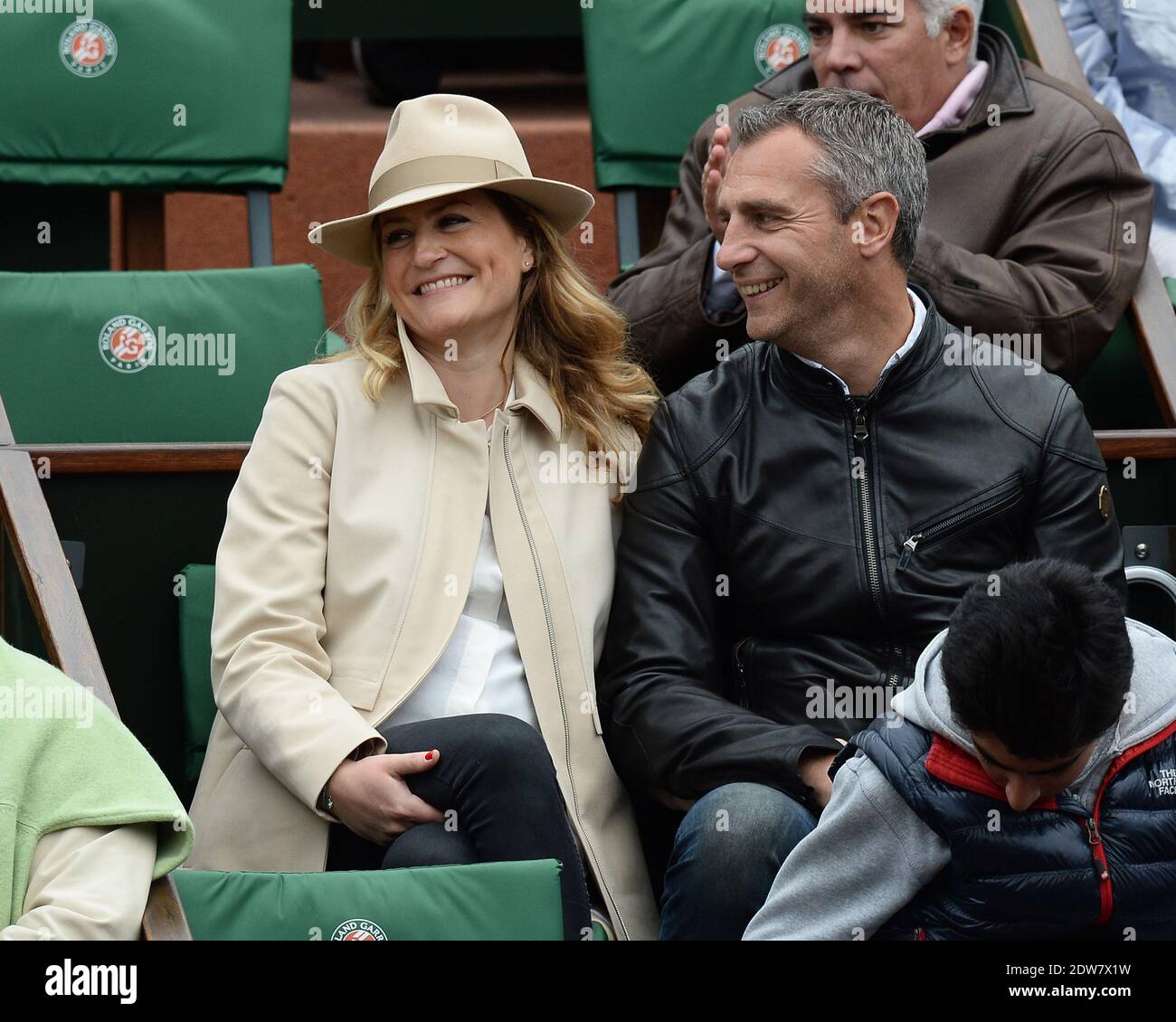 Astrid Bard et son mari Yann Delaigue regardant un match lors de la ...