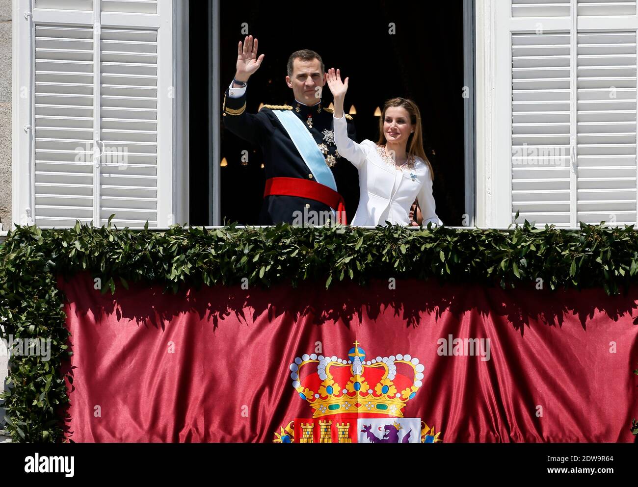 Roi Felipe Vi Despagne Reine Letizia Apparaissant Sur Le Balcon Du