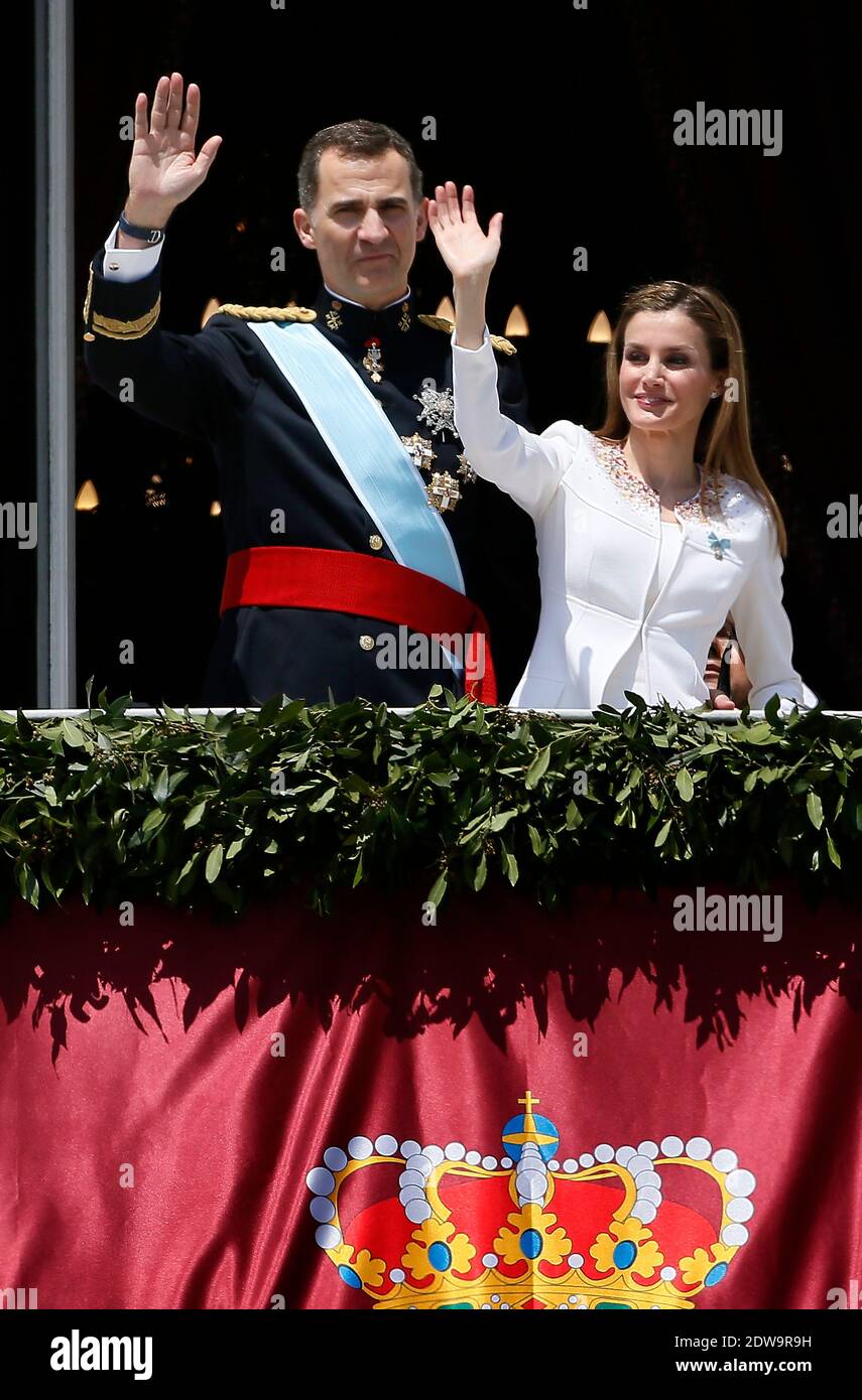 Roi Felipe Vi Despagne Reine Letizia Apparaissant Sur Le Balcon Du