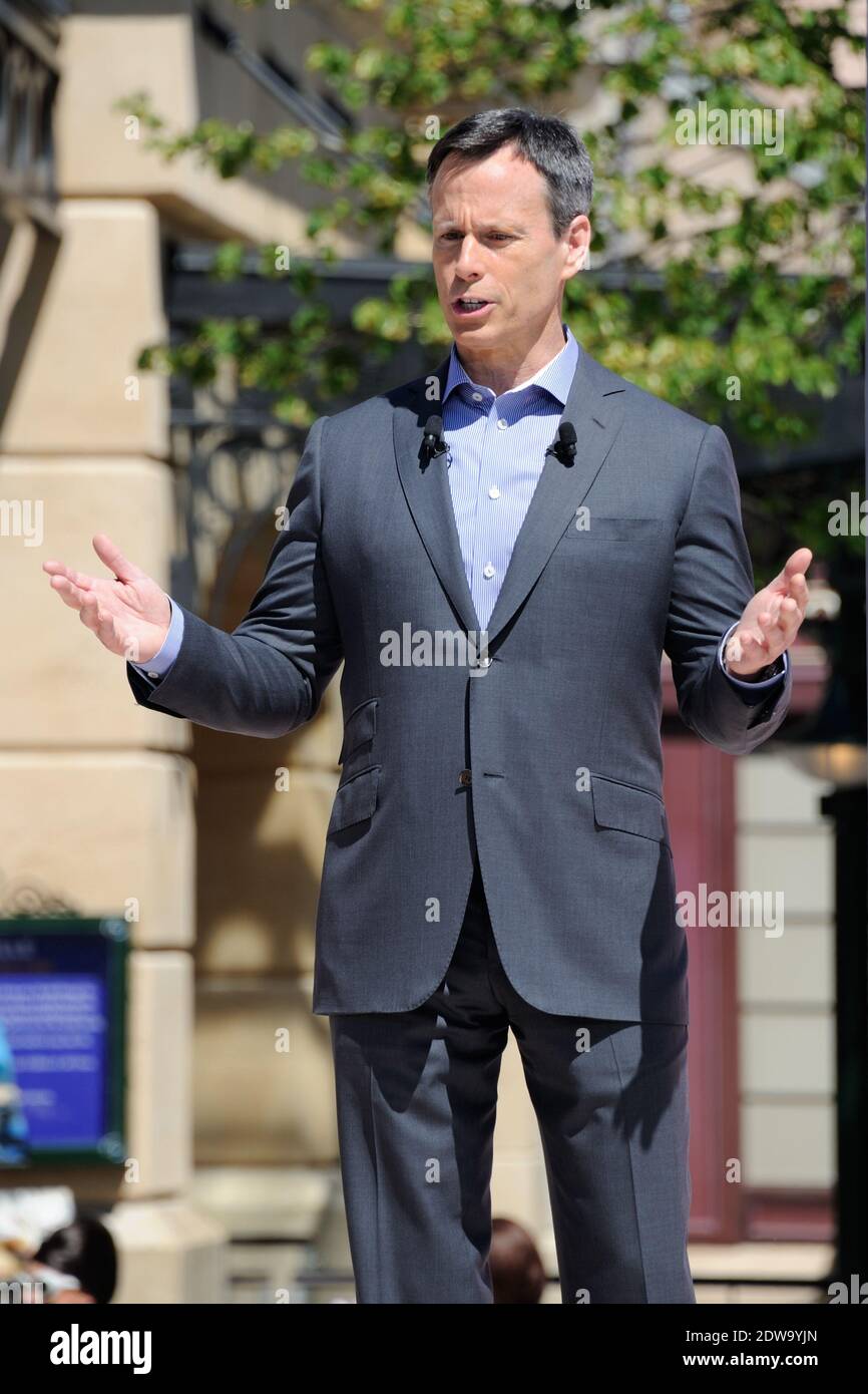 Tom Staggs participant à la nouvelle attraction Disney « Ratatouille ...