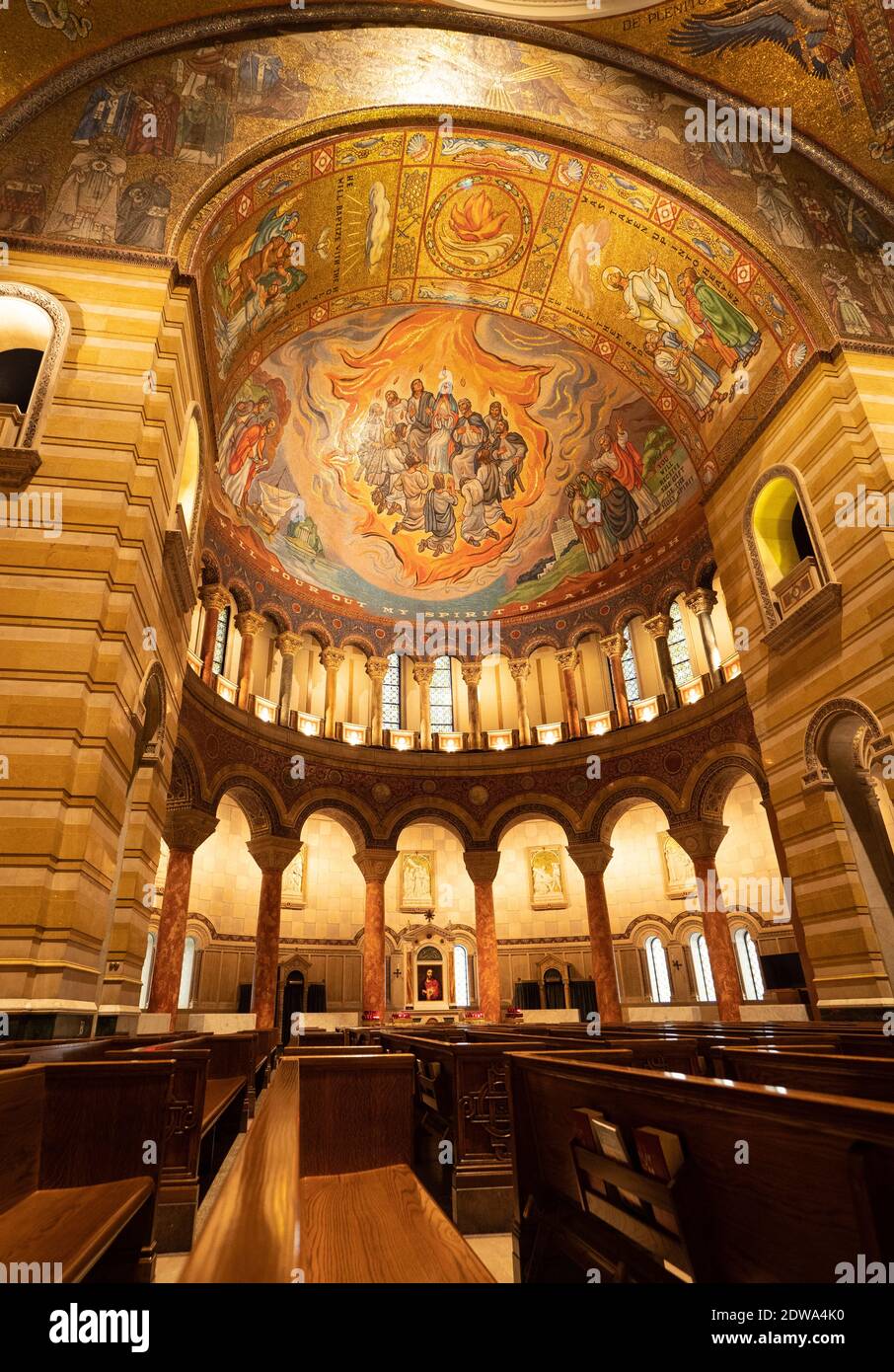 La mosaïque de la Pentecôte avec les apôtres et Marie de Nazareth s ...