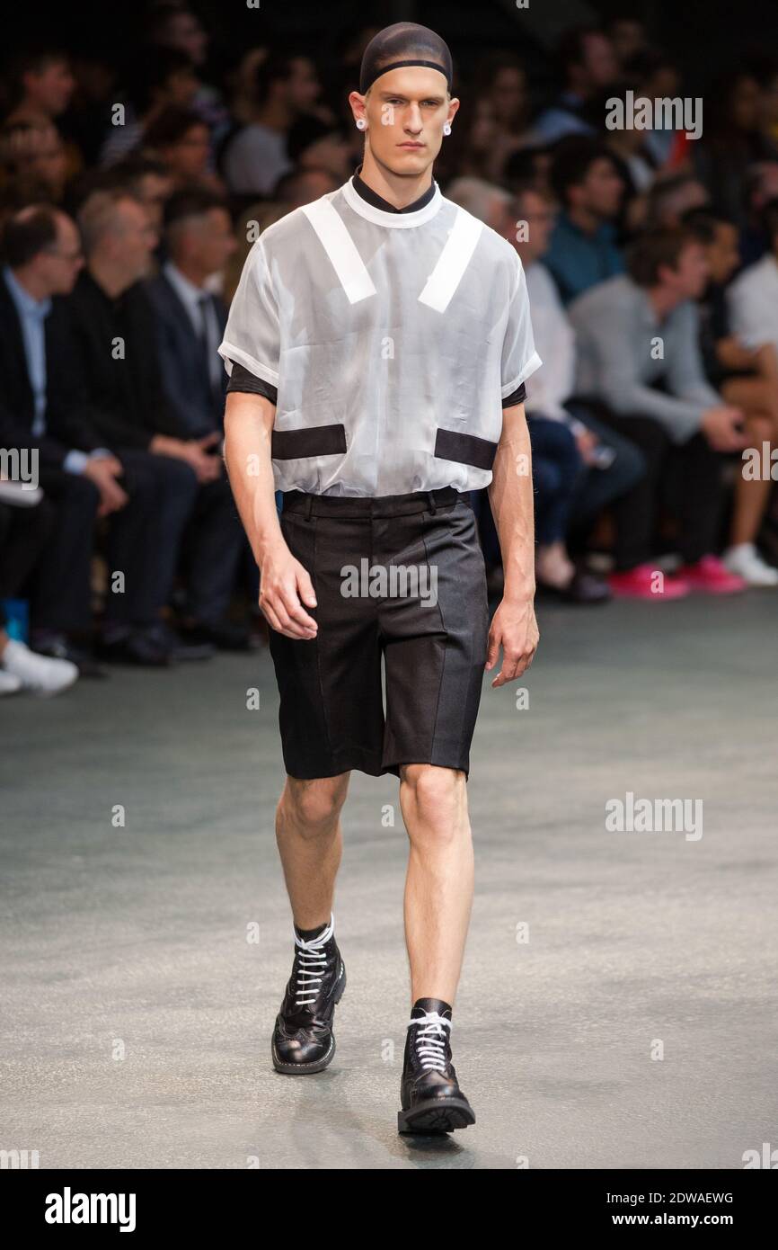 Un modèle présente une création de Givenchy pour la présentation de la ...