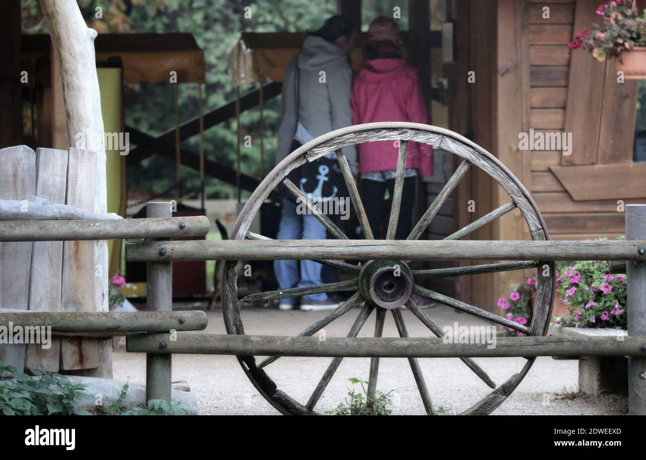 Grande roue de wagon en bois Banque de photographies et d’images à ...