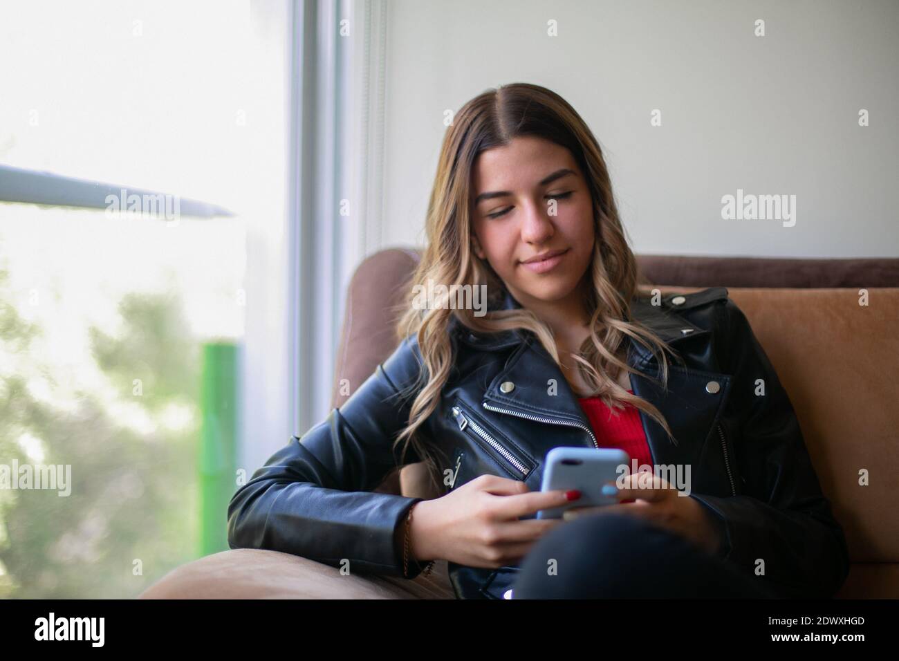 Femme assise dans un fauteuil Banque de photographies et d’images à haute résolution - Alamy