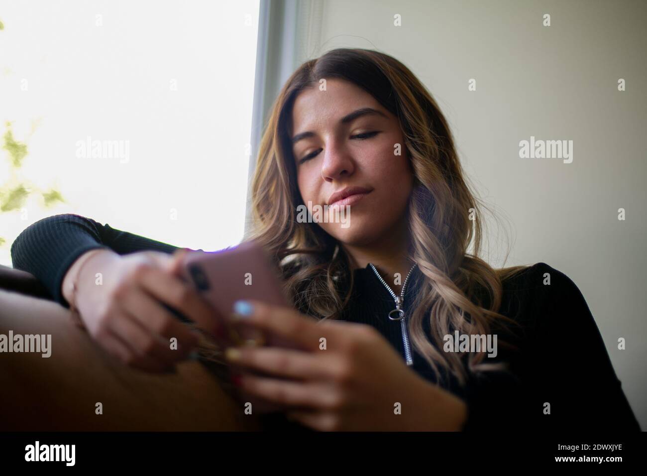 Femme assise dans un fauteuil Banque de photographies et d’images à haute résolution - Alamy