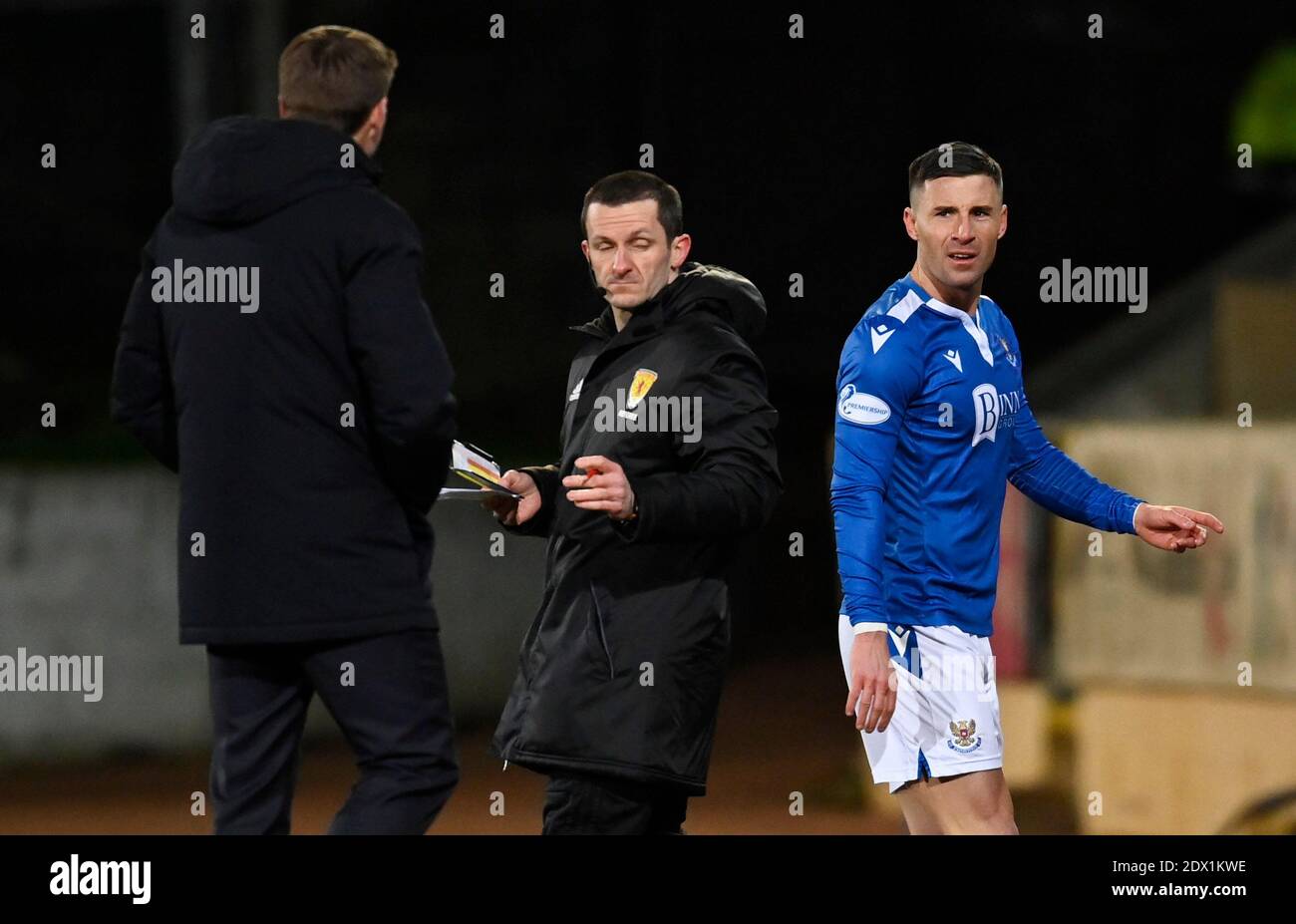 Michael O'Halloran de St Johnstone échange des mots avec Steven Gerrard ...