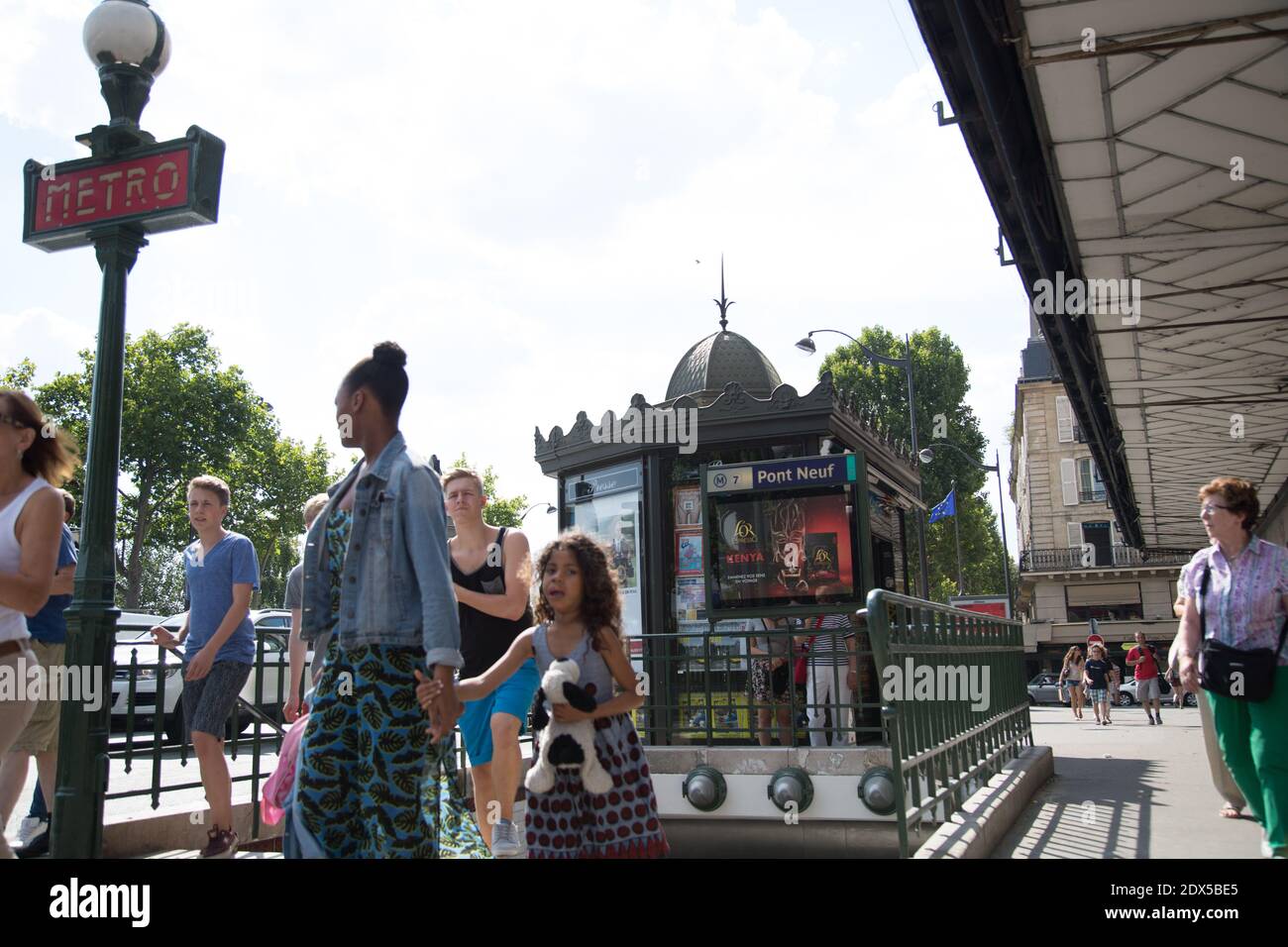 Pont neuf paris metro Banque de photographies et d’images à haute ...