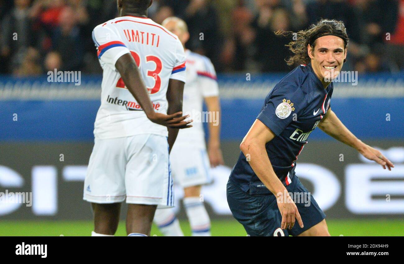 L'Edinson Cavani du PSG célèbre après avoir obtenu son score lors du match de football de la ...