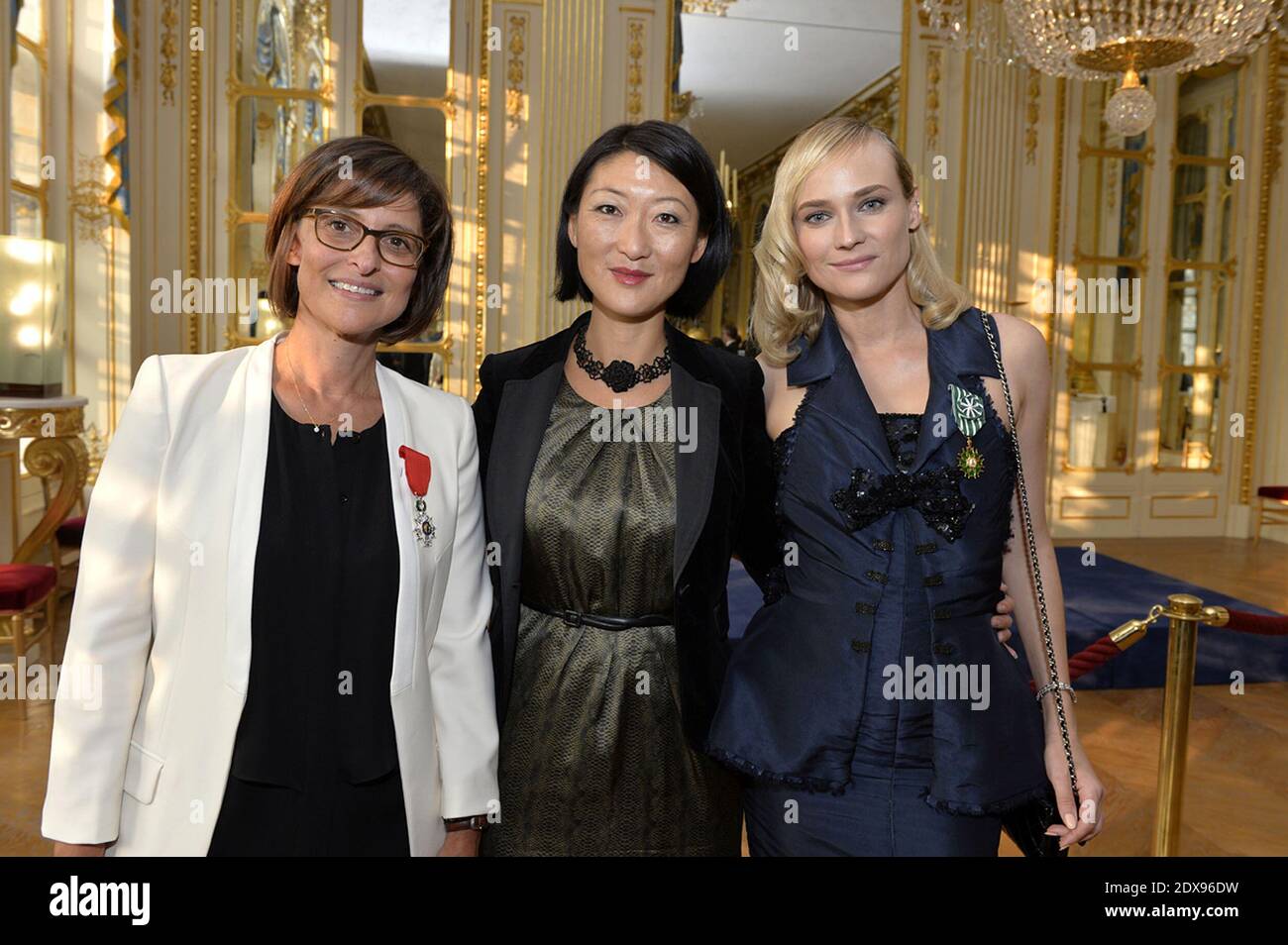 L'actrice Diane Kruger (R) reçoit l'insigne d'officier de l'ordre des ...