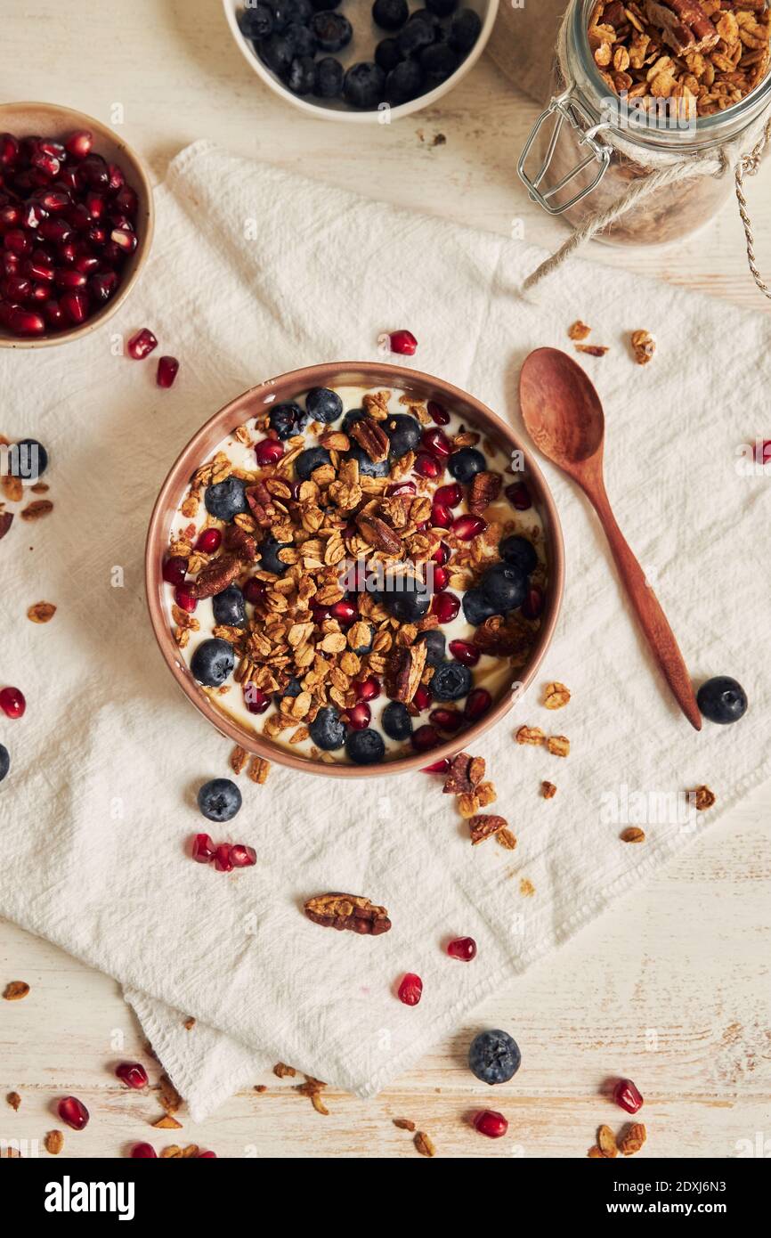 Une dose verticale de délicieux granola végétalienne saine avec pacane ...