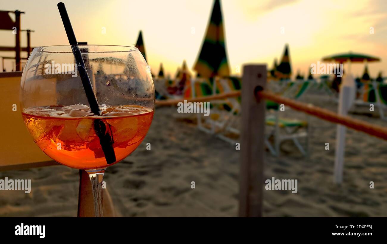 Spritz on the beach Banque de photographies et d’images à haute ...