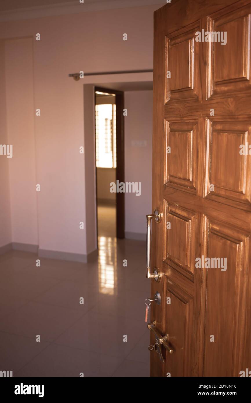 Porte principale en bois Banque de photographies et d’images à haute ...