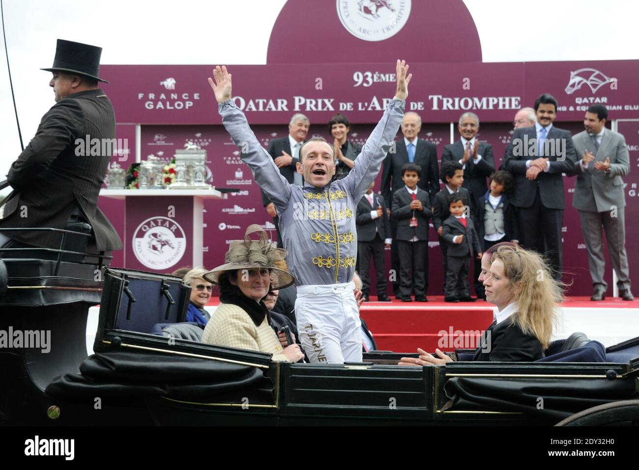 Thierry Jarnet à cheval Treve remporte le prix de l'Arc de Triomphe du ...