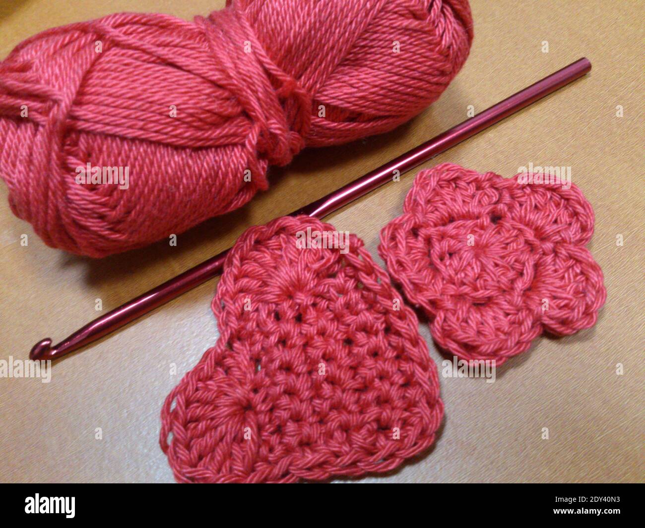 Rose rouge au crochet Banque de photographies et d’images à haute ...