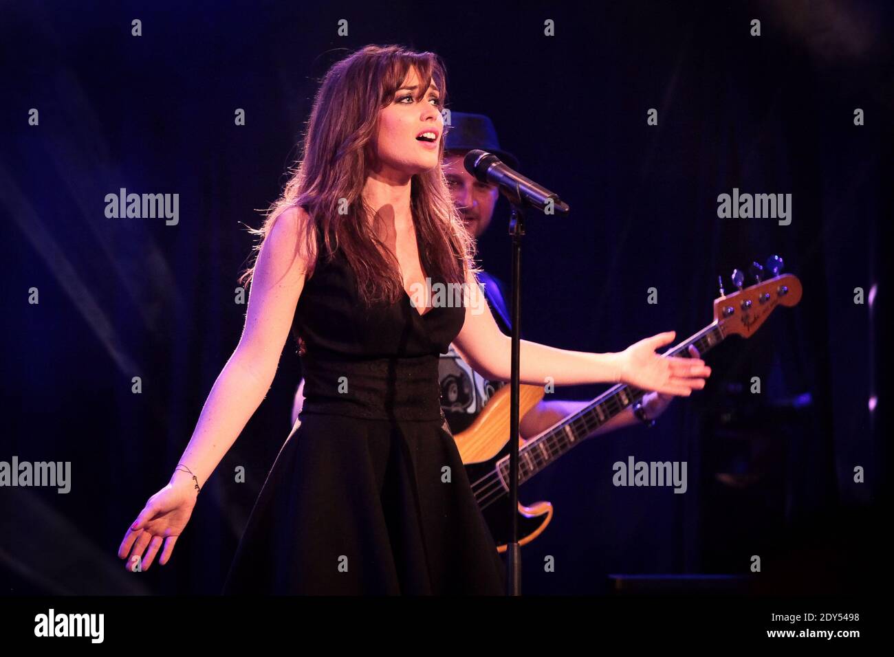 Elsa Esnoult Paris Banque d'image et photos - Alamy