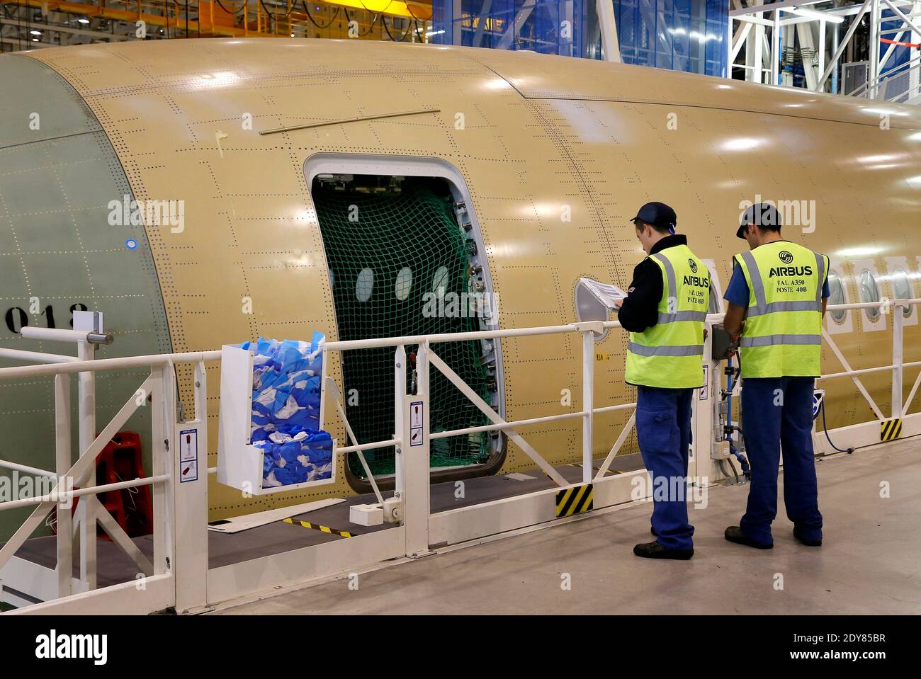Des techniciens travaillent sur la ligne de montage d'un Airbus A350 au ...