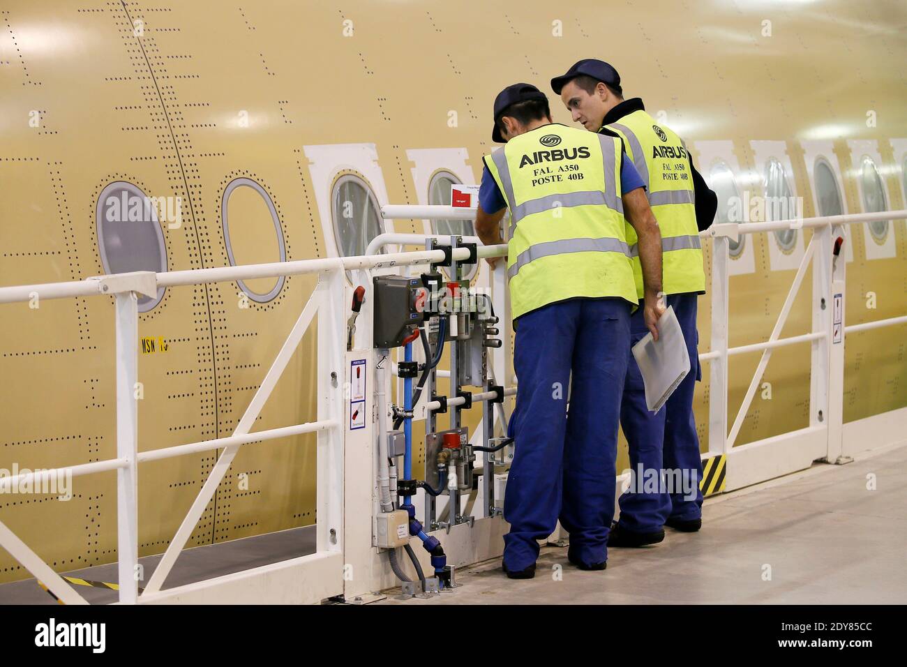 Des techniciens travaillent sur la ligne de montage d'un Airbus A350 au ...