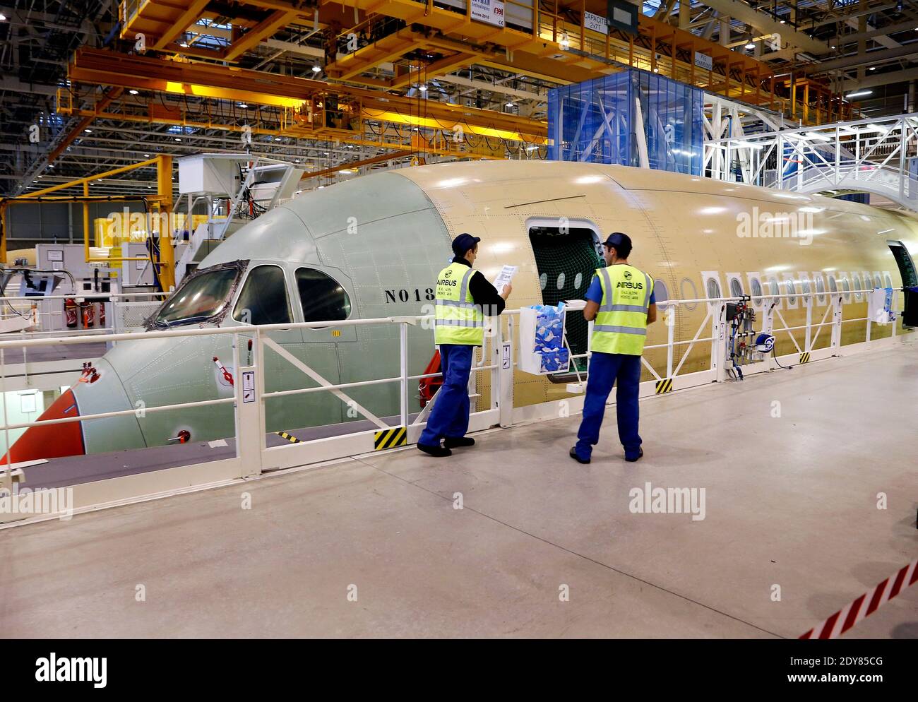 Des techniciens travaillent sur la ligne de montage d'un Airbus A350 au ...