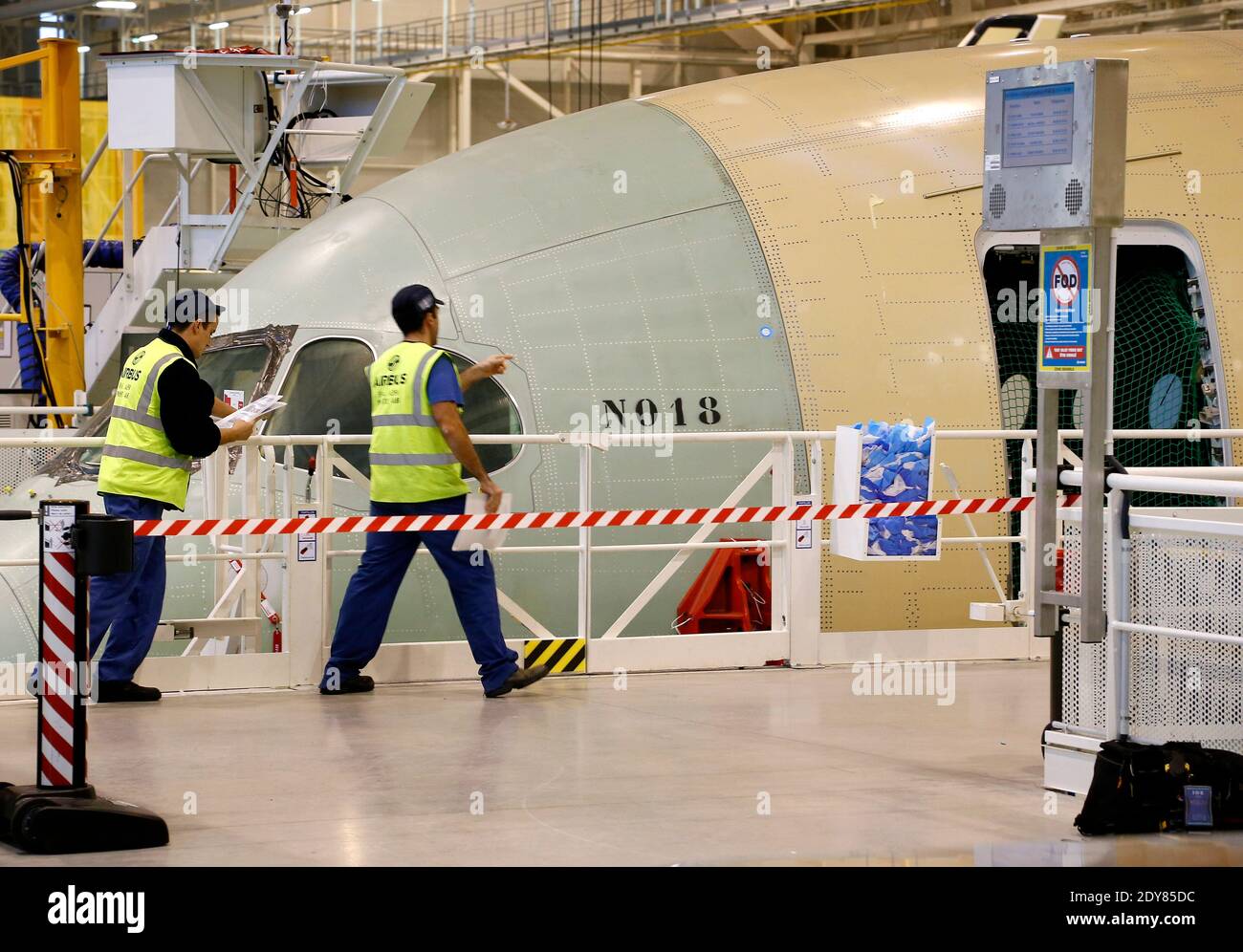 Des techniciens travaillent sur la ligne de montage d'un Airbus A350 au ...