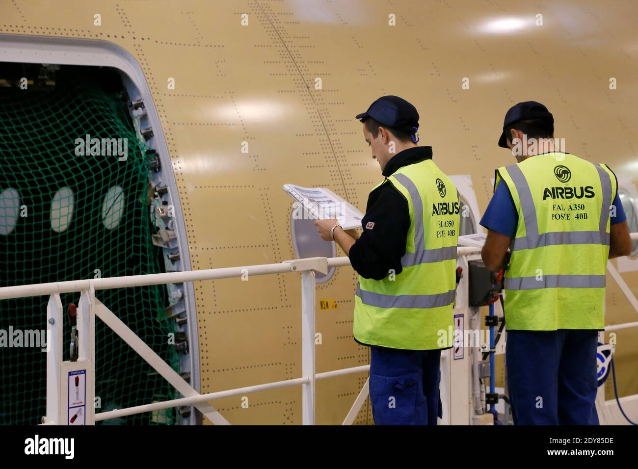 Des techniciens travaillent sur la ligne de montage d'un Airbus A350 au ...