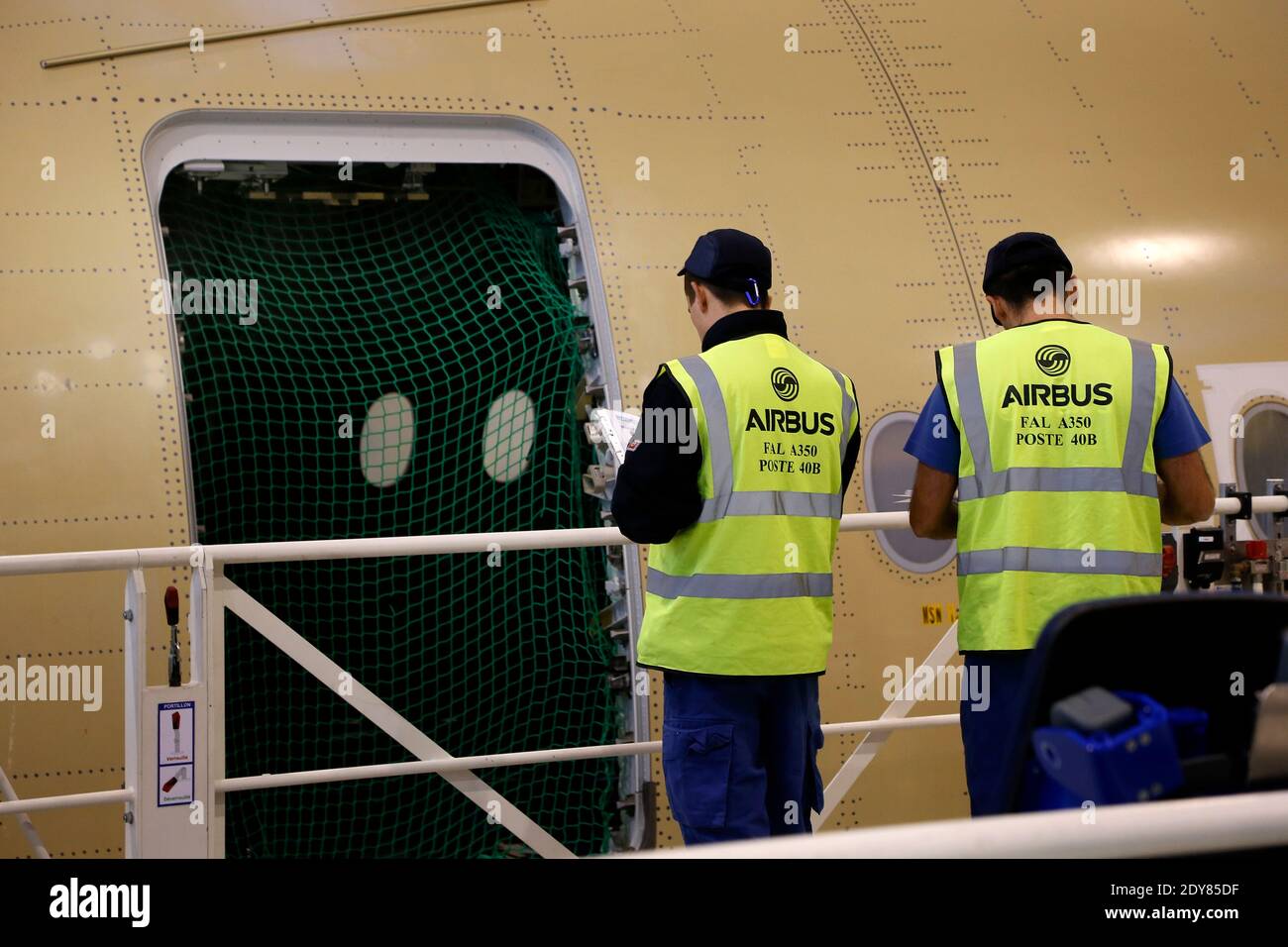 Des techniciens travaillent sur la ligne de montage d'un Airbus A350 au ...