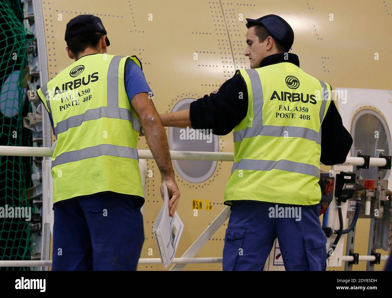 Des techniciens travaillent sur la ligne de montage d'un Airbus A350 au ...