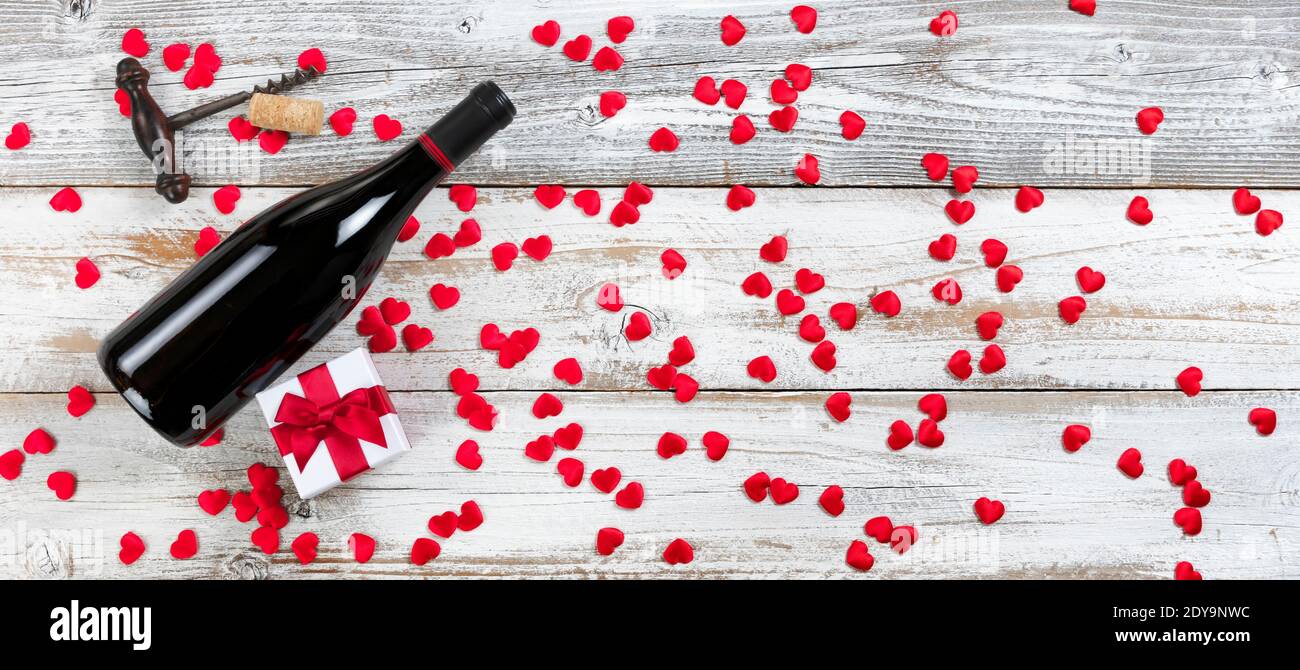 Bouteille complète de vin rouge et boîte cadeau avec un peu de rouge ...