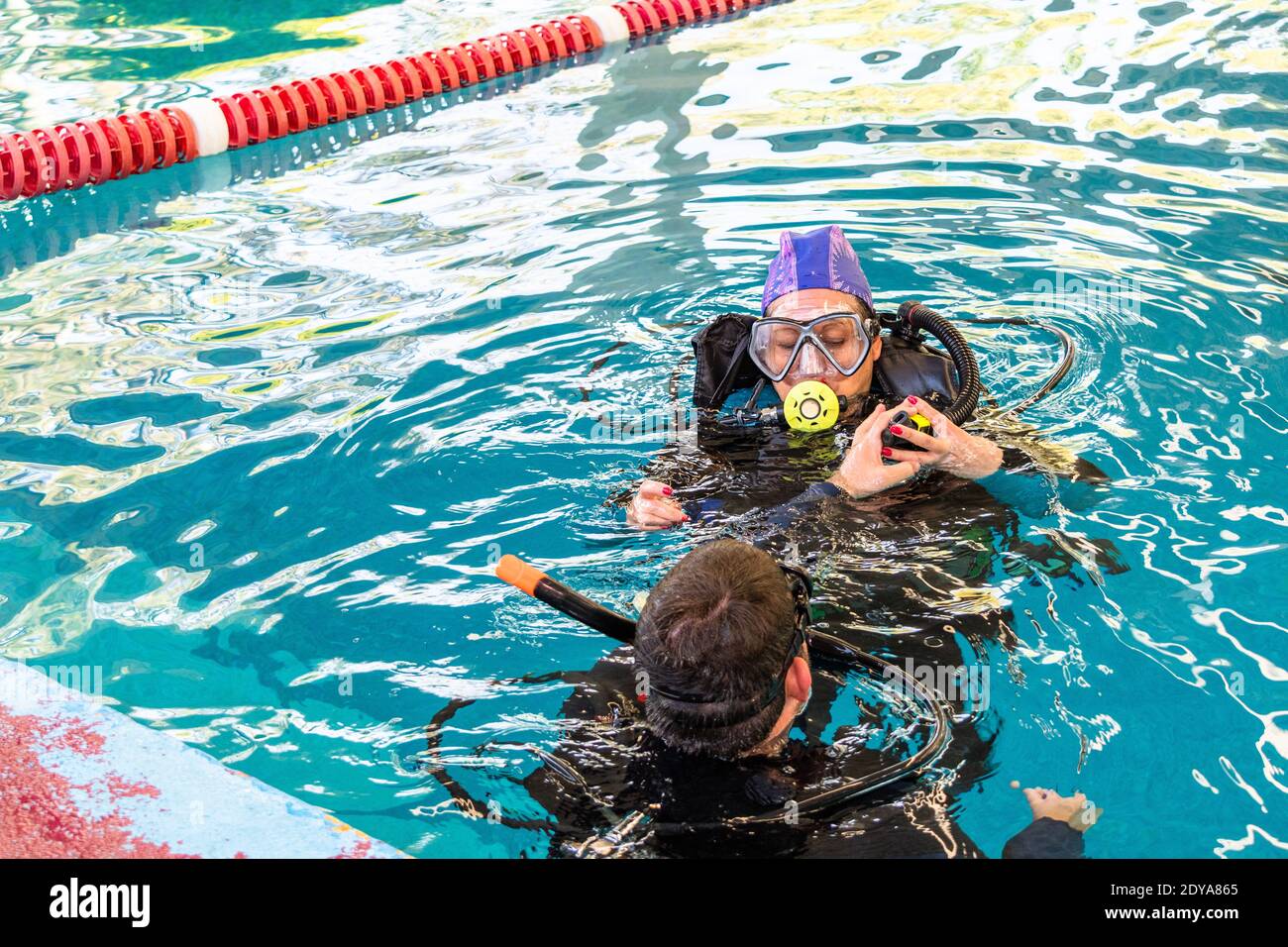 Plongeurs en piscine Banque de photographies et d’images à haute ...