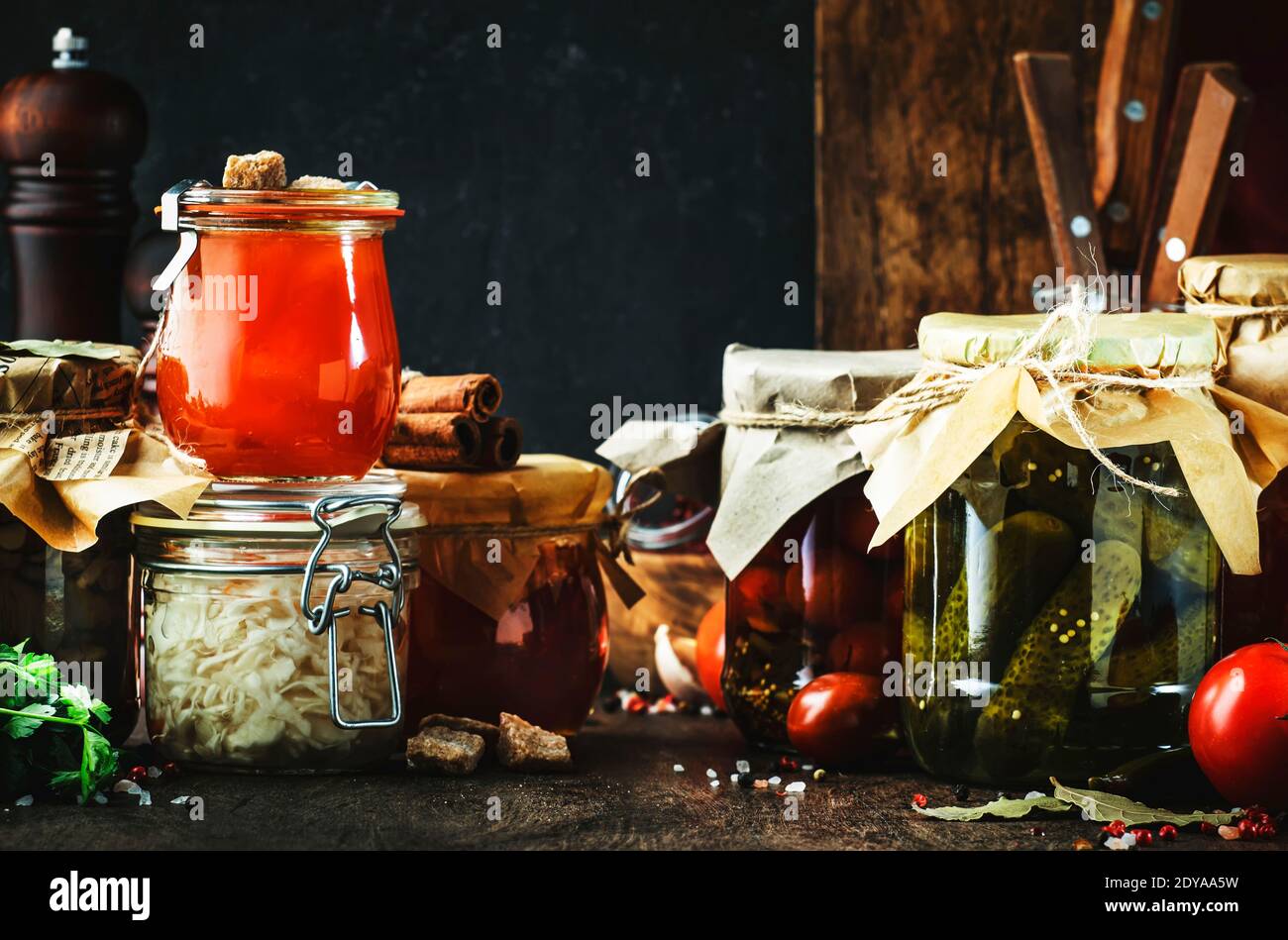 Concept d'aliments en conserve. Plats végétariens conservés fermentés ...