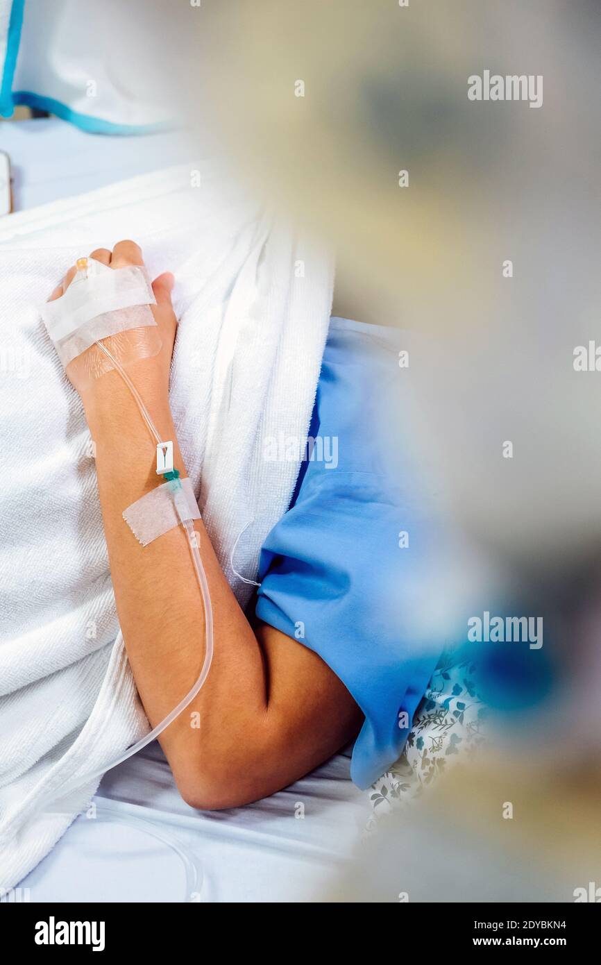 Soins médicaux, gros plan de l'image de la perfusion IV dans la main du ...