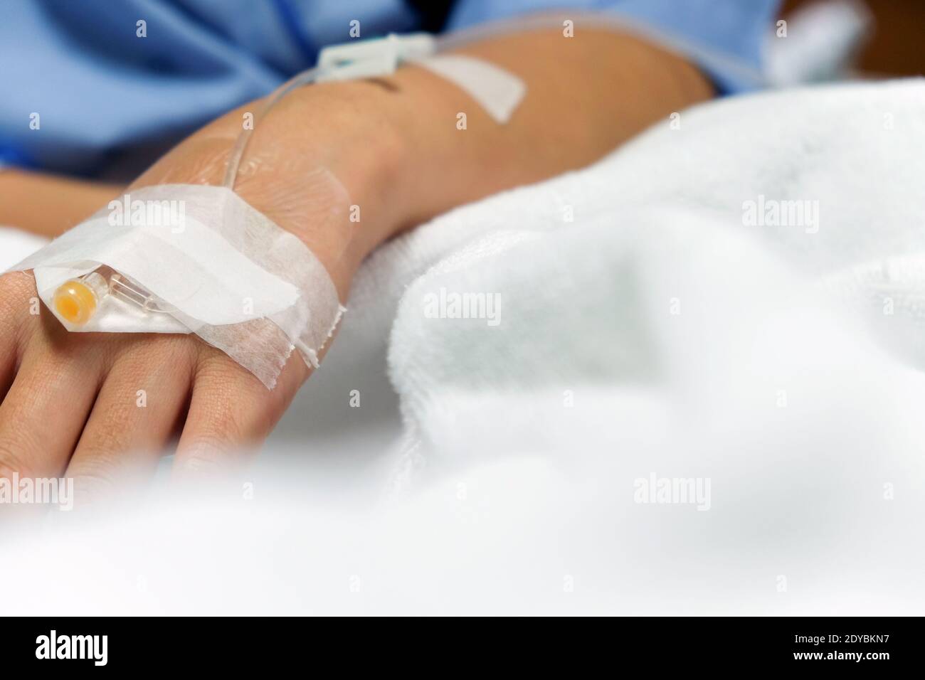 Soins médicaux, gros plan de l'image de la perfusion IV dans la main du ...