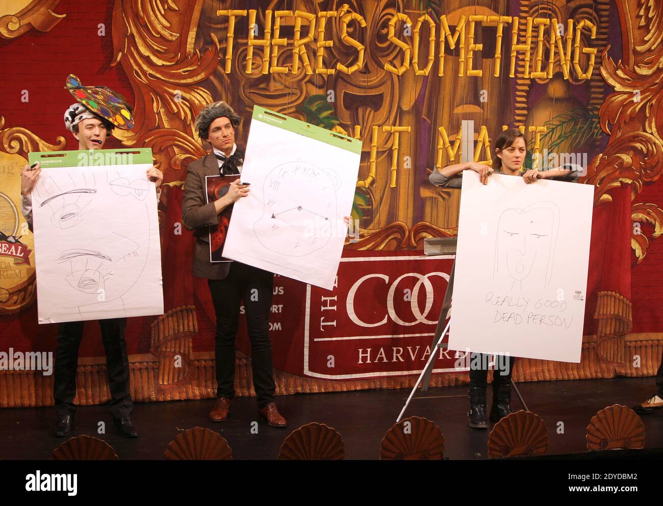 L'actrice française Marion Cotillard avec Alex Willis comme Pablo ...