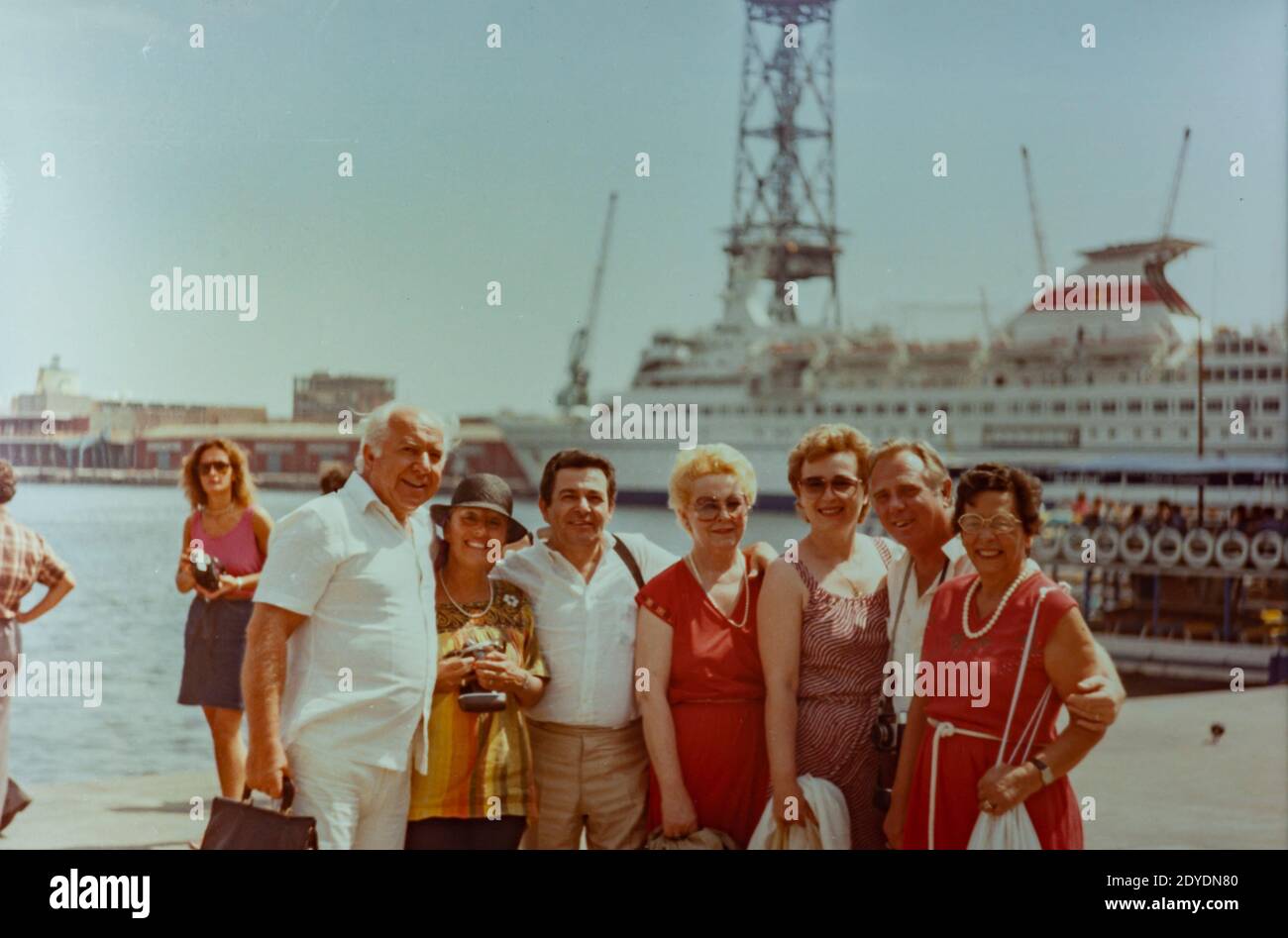 MAJORQUE, ESPAGNE JUIN 1975: Personnes en vacances dans le port de ...