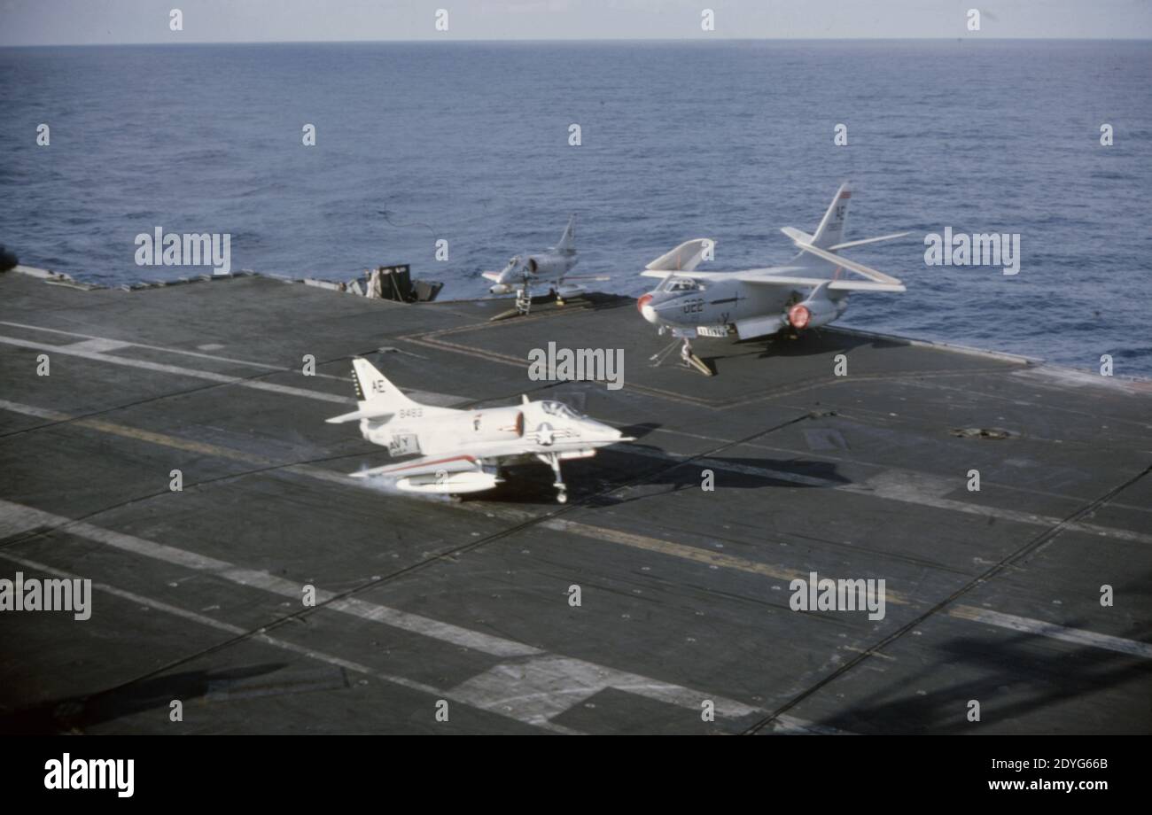 MARINE AMÉRICAINE / Marine américaine Flugzeugträger Kitty-Hawk-Klasse ...